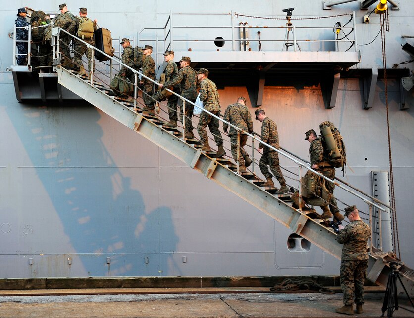 Marines launch amphibious mission to aid Haiti, will arrive in days ...