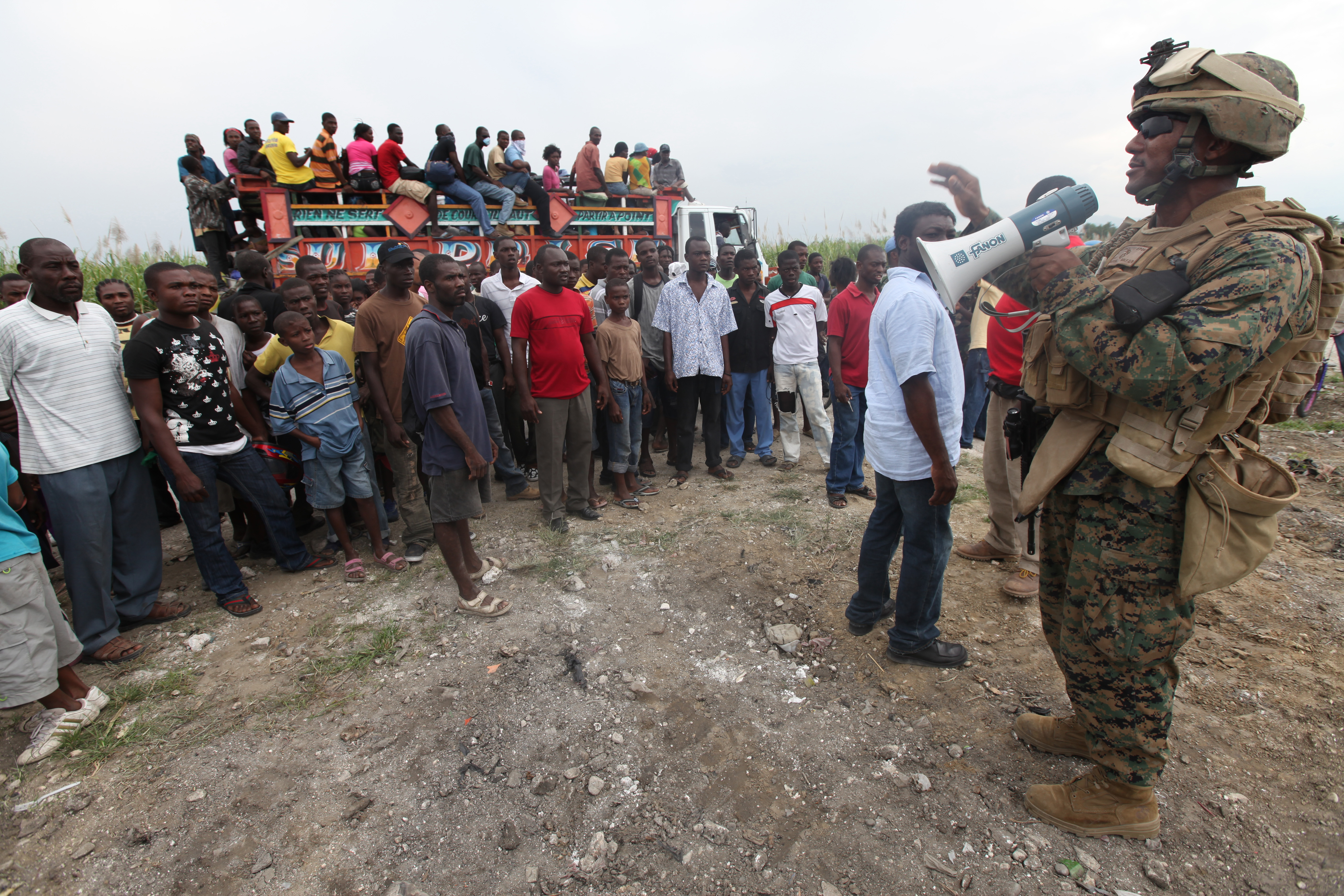 Marines arrive ashore in Haiti, deliver immediate aid > 22nd Marine ...