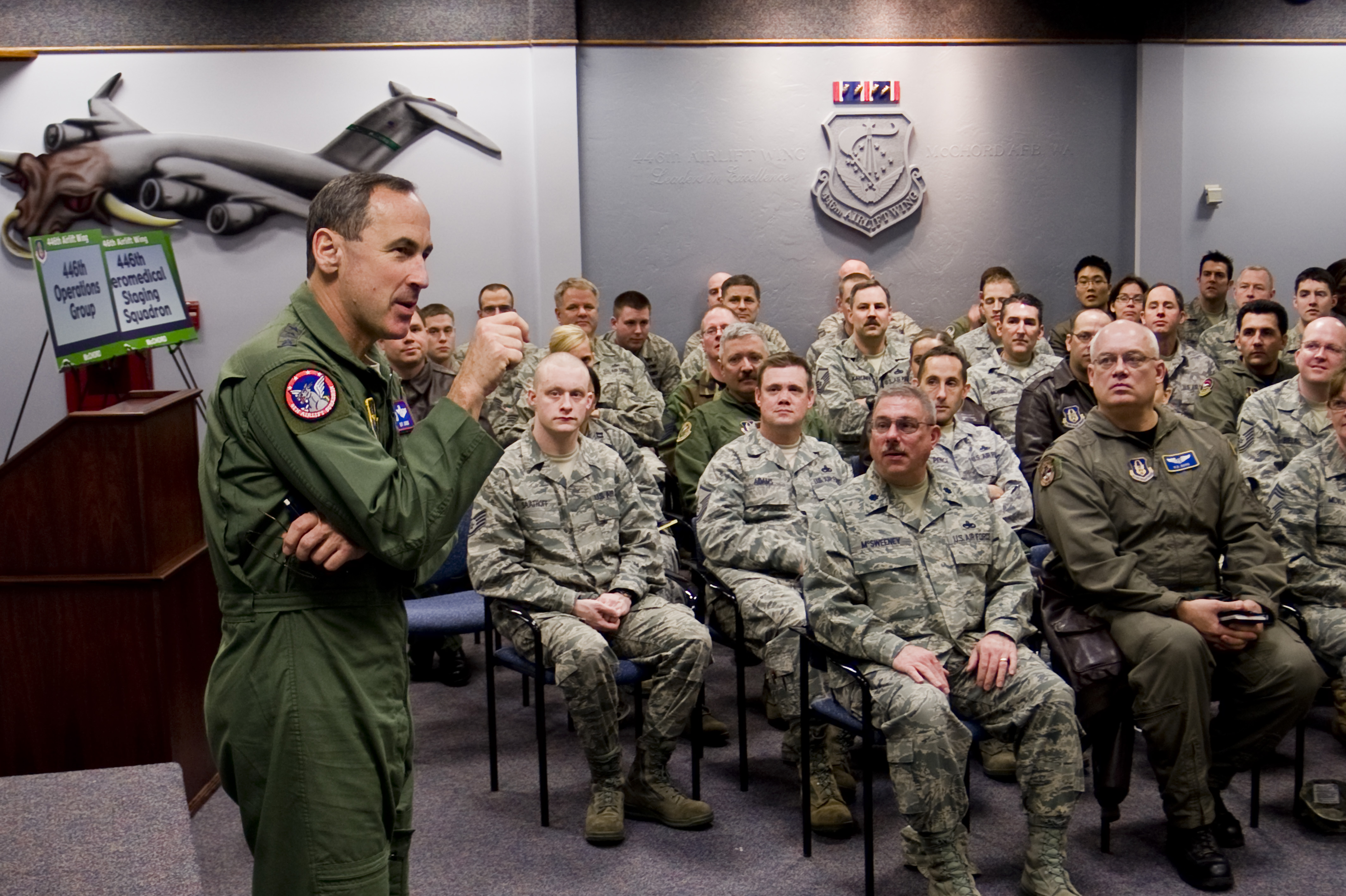Air Mobility Command commander visits with McChord Reservists > 446th ...