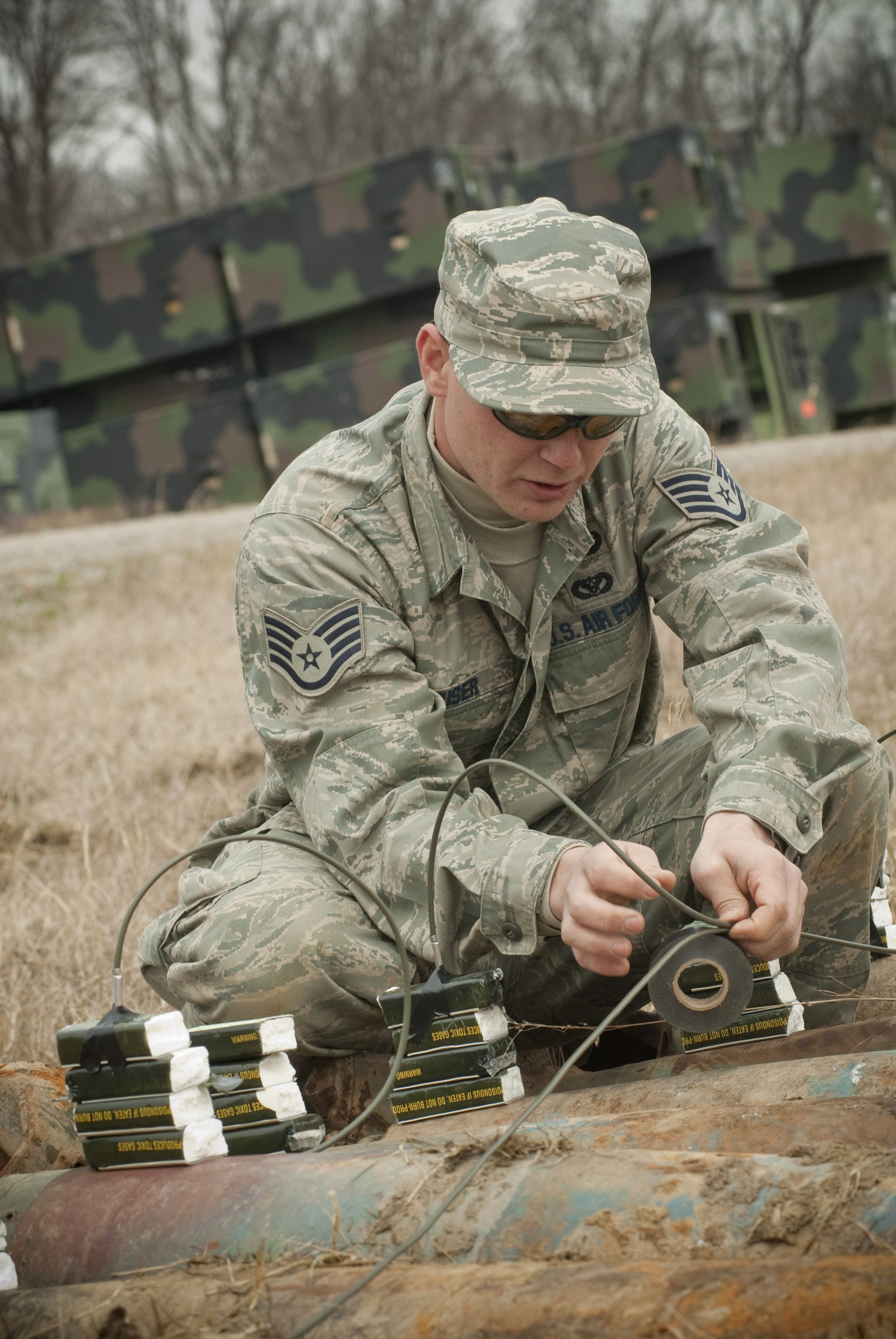 Kentucky Air Guardsman prepares C-4 plastic explosives for EOD