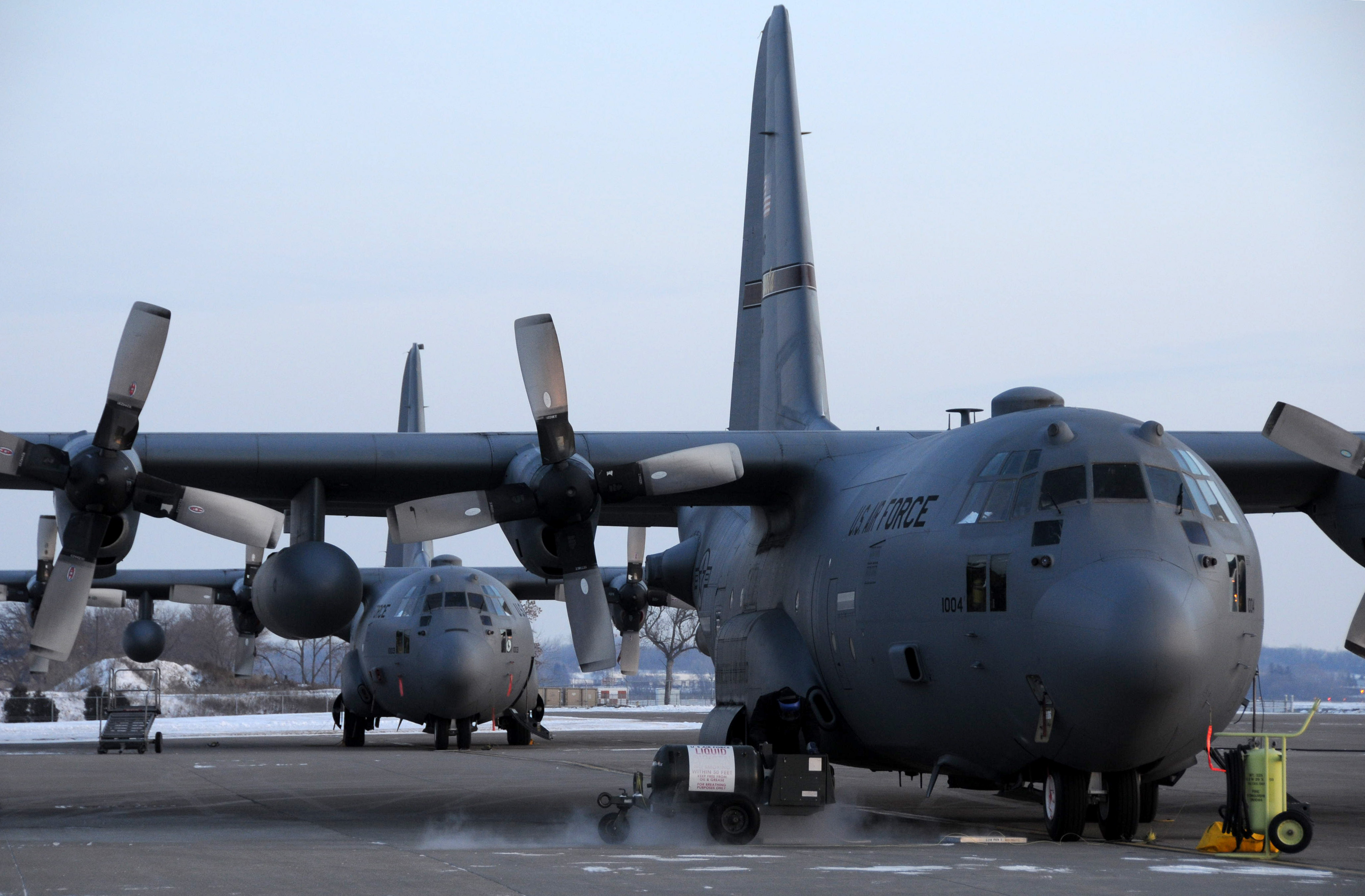 A Minnesota Herc receives a LOX refill