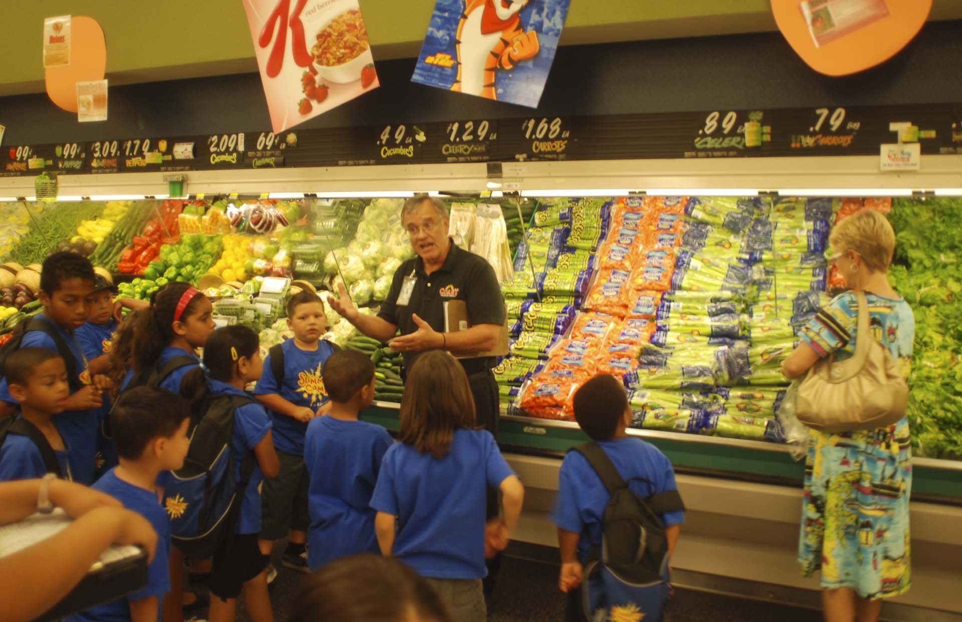 Commissary opens doors to kids for produce fun > March Air Reserve Base ...