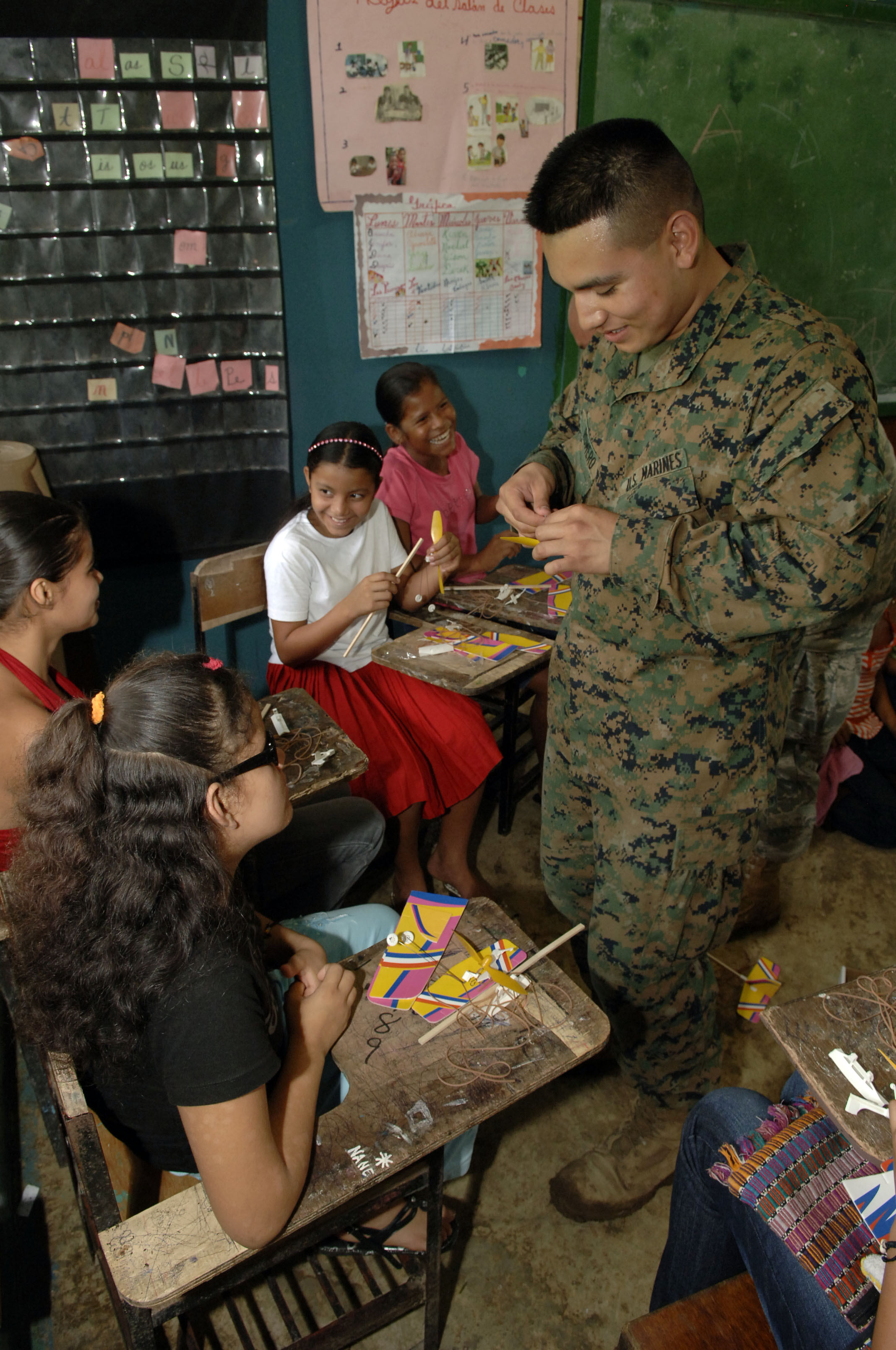 New Horizons Airmen, Marines spend a day at Panamanian school > Air ...