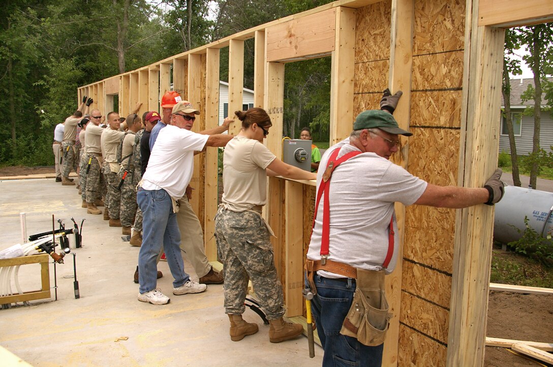 U.S. Army soldiers, along with volunteers from the Brainerd community ...