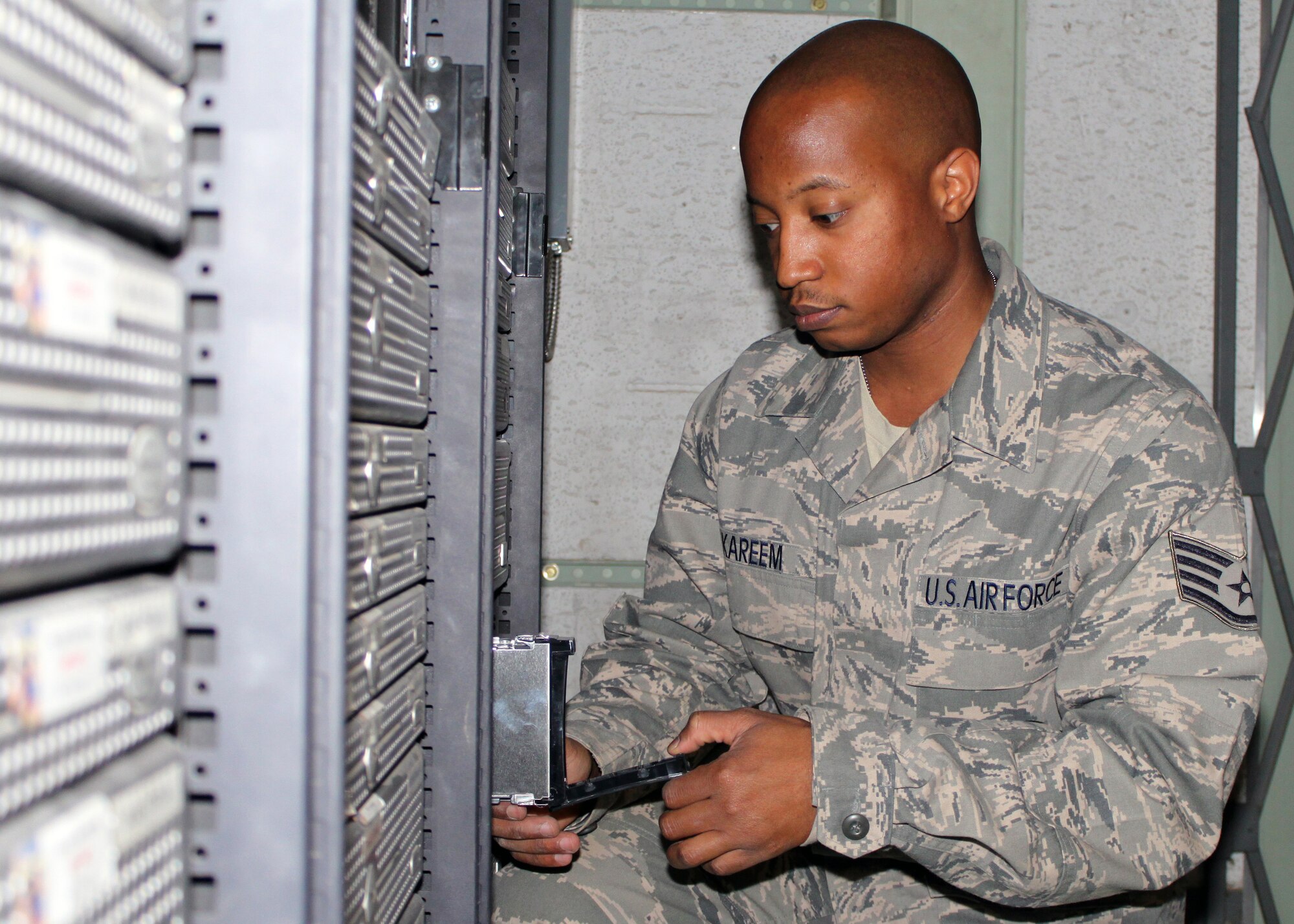 Computer-controlling Airmen link base, cyberspace at Balad NCC > U.S ...
