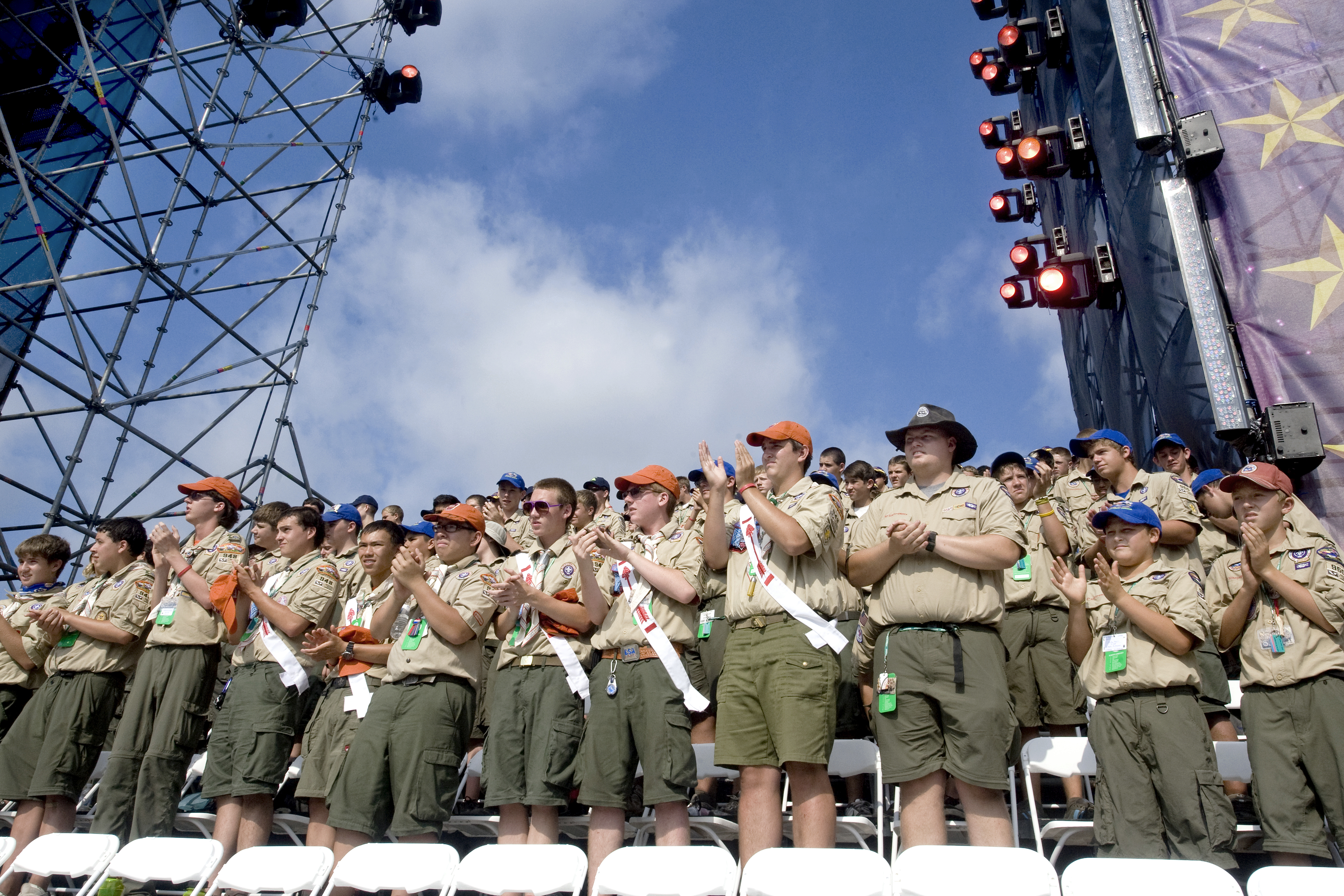 Boy Scouts applaud as U.S. Defense Secretary Robert M. Gates addresses ...