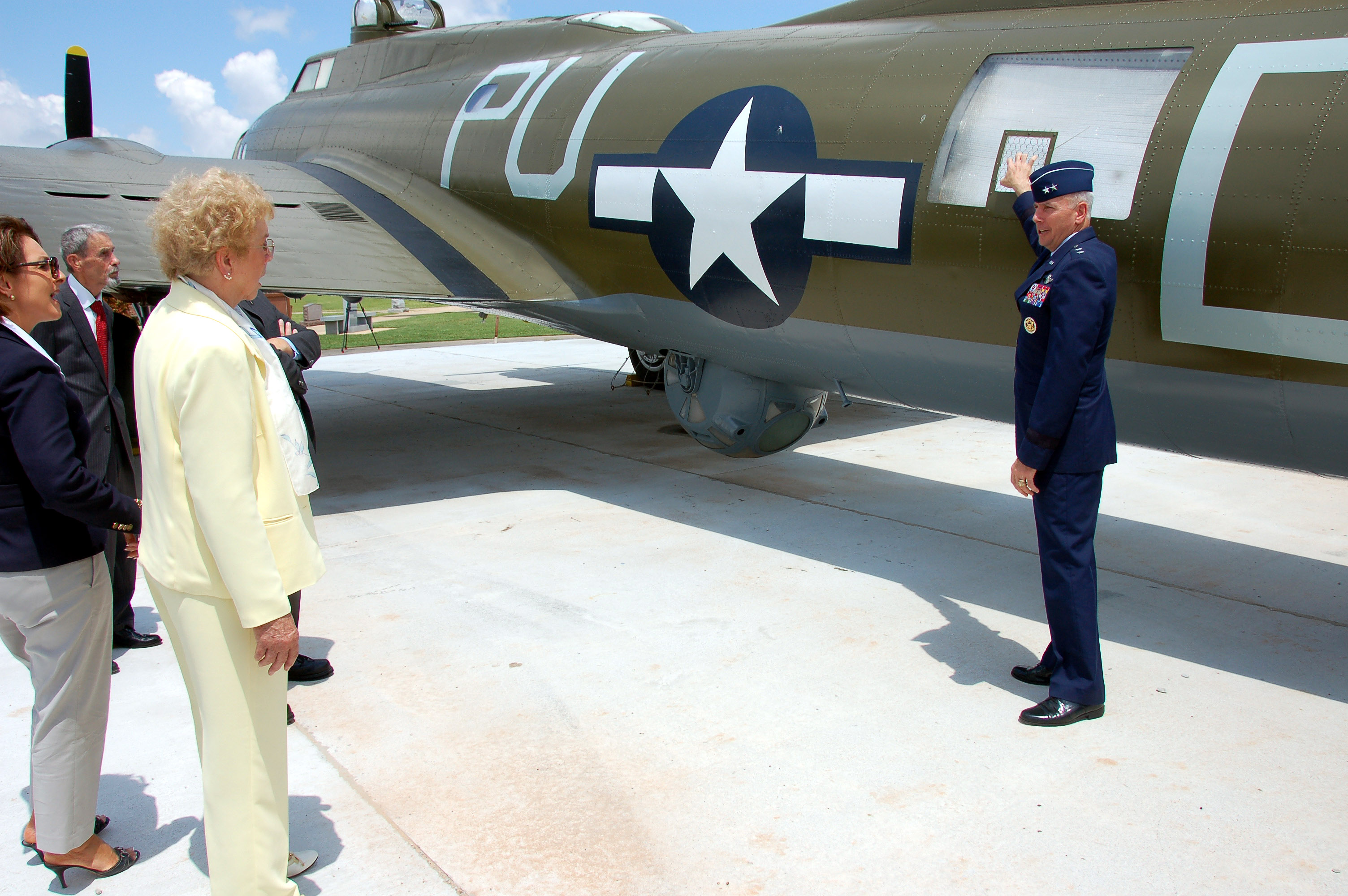 8th Air Force commander awards POW Medal to family of WWII Airman > 8th ...