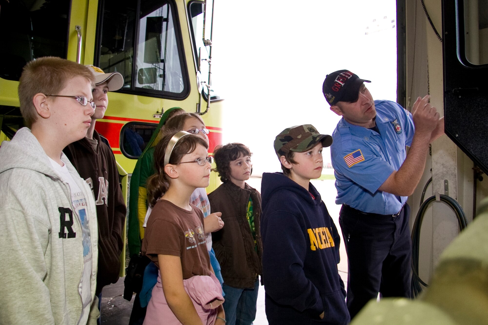 Homeschoolers tour Grissom > Grissom Air Reserve Base > Article Display