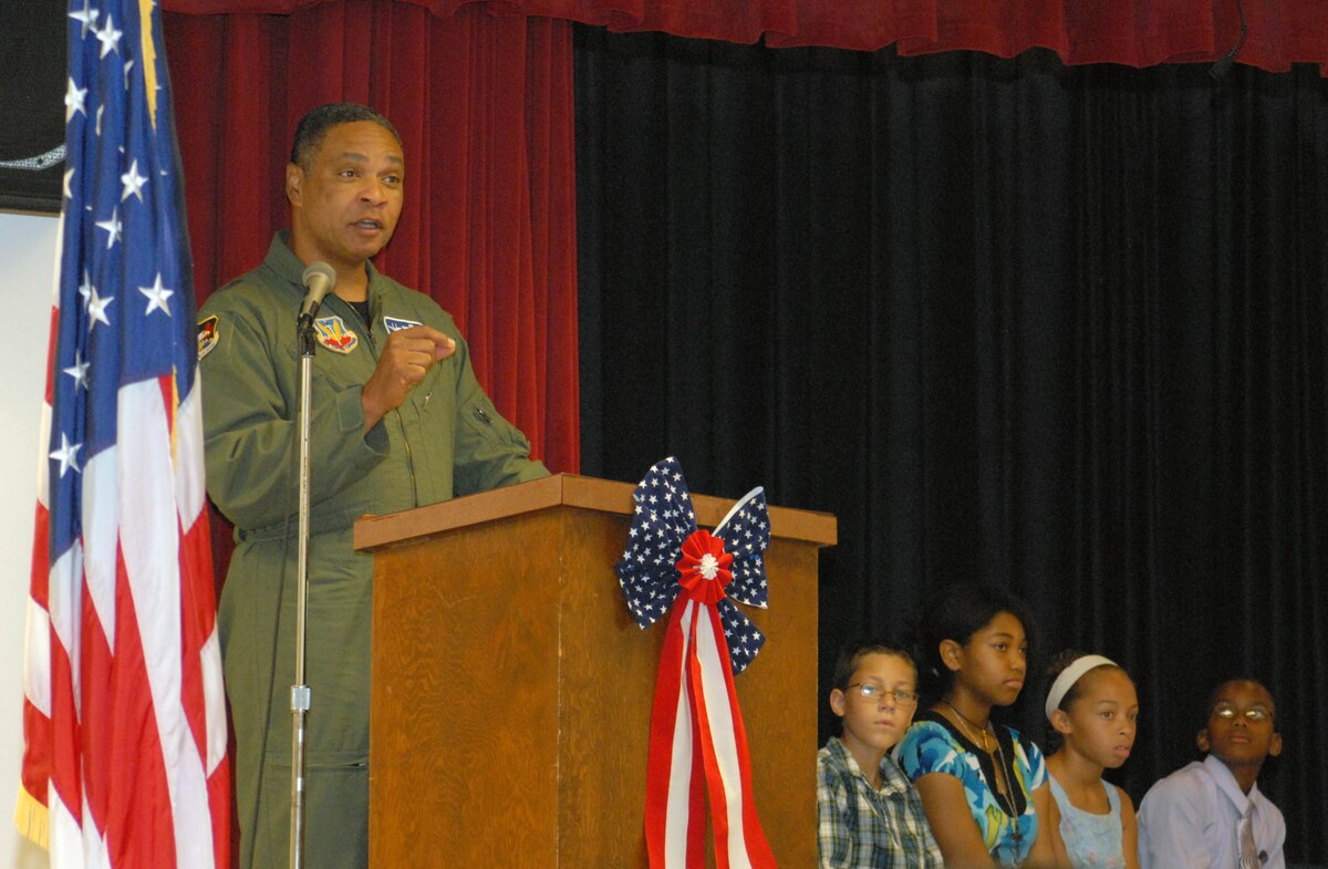 General congratulates Tyndall Thunderbird 5th Graders > CONR-1AF ...