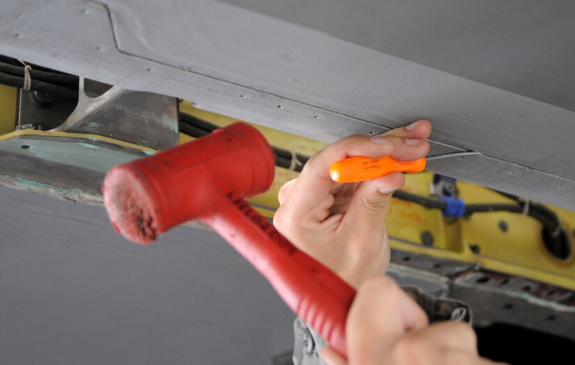 LO technicians keep Raptors ‘off the radar’ > Joint Base Langley-Eustis ...