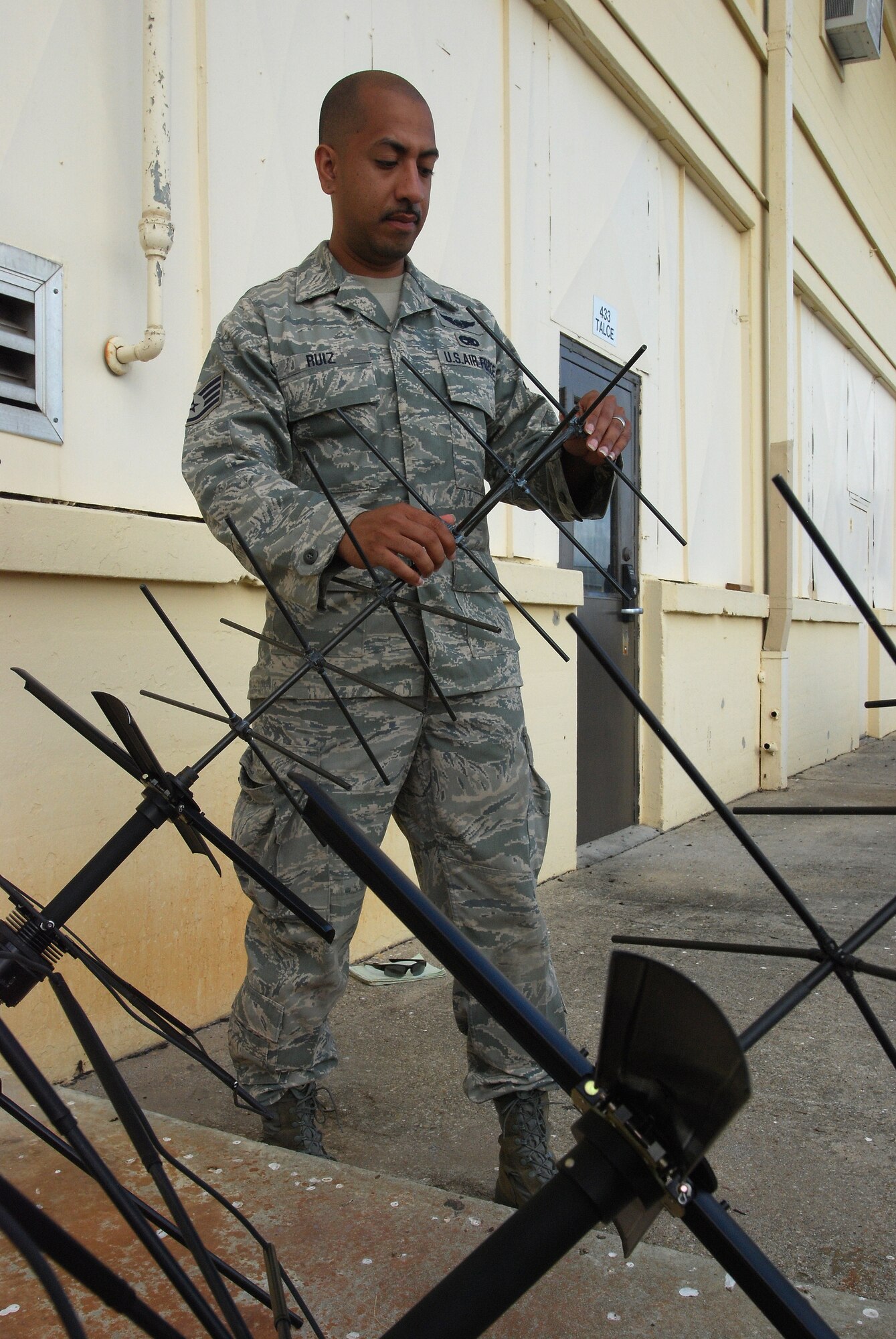 433rd ALCF makes something from nothing > 433rd Airlift Wing > Article ...