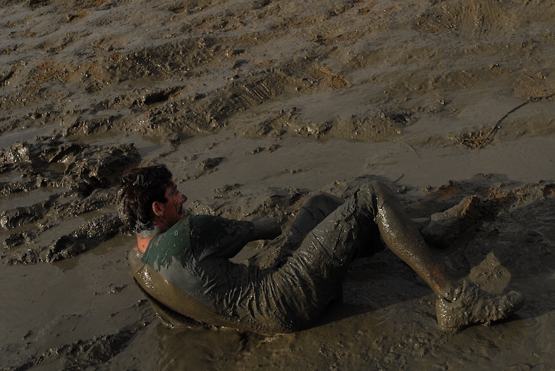 Airmen run through the mud at 'Swamp Romp' > 15th Wing > Article Display