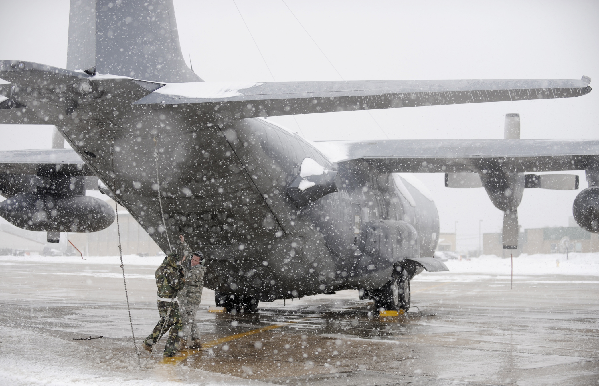 Photo essay: Maintainers secure aircraft during snowstorm > Air Force ...