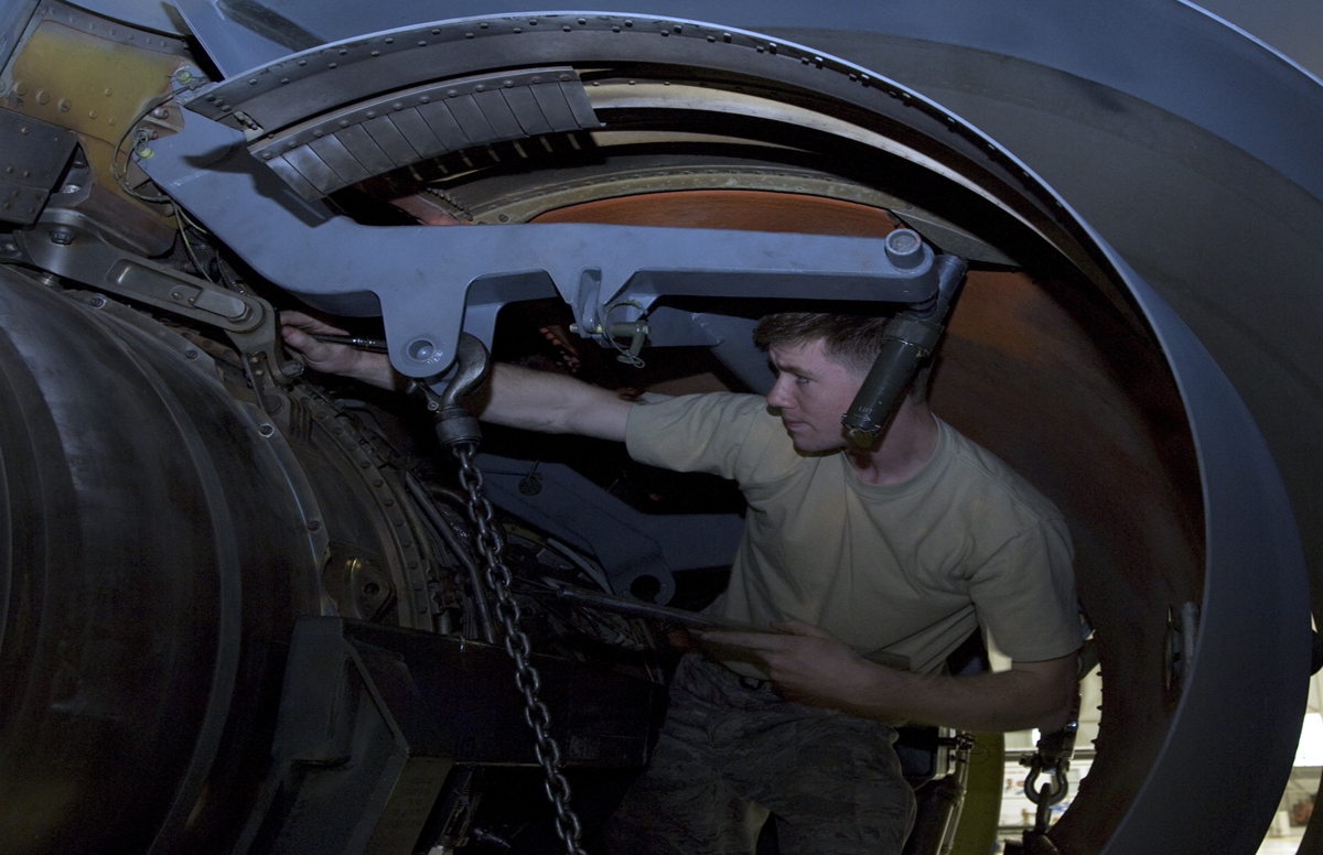 Maintainers make historic engine removal > Air Mobility Command ...