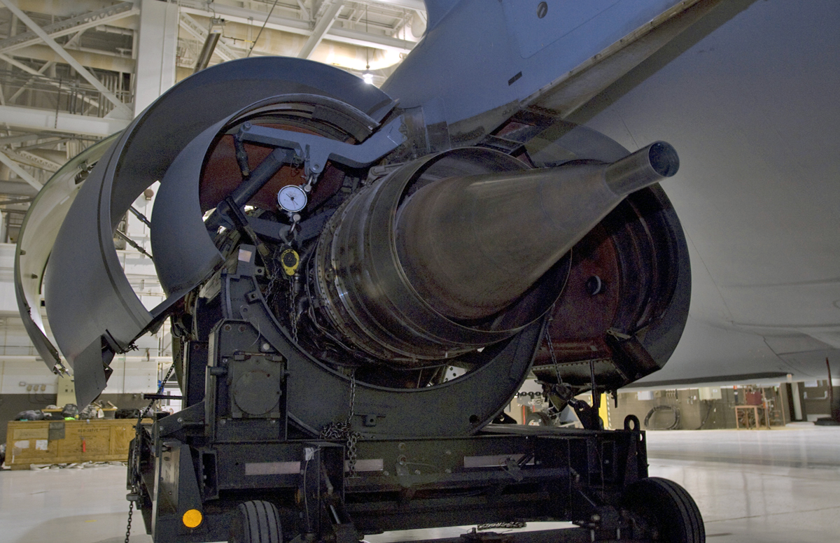 Maintainers remove 26-year-old engine > Air Force > Article Display