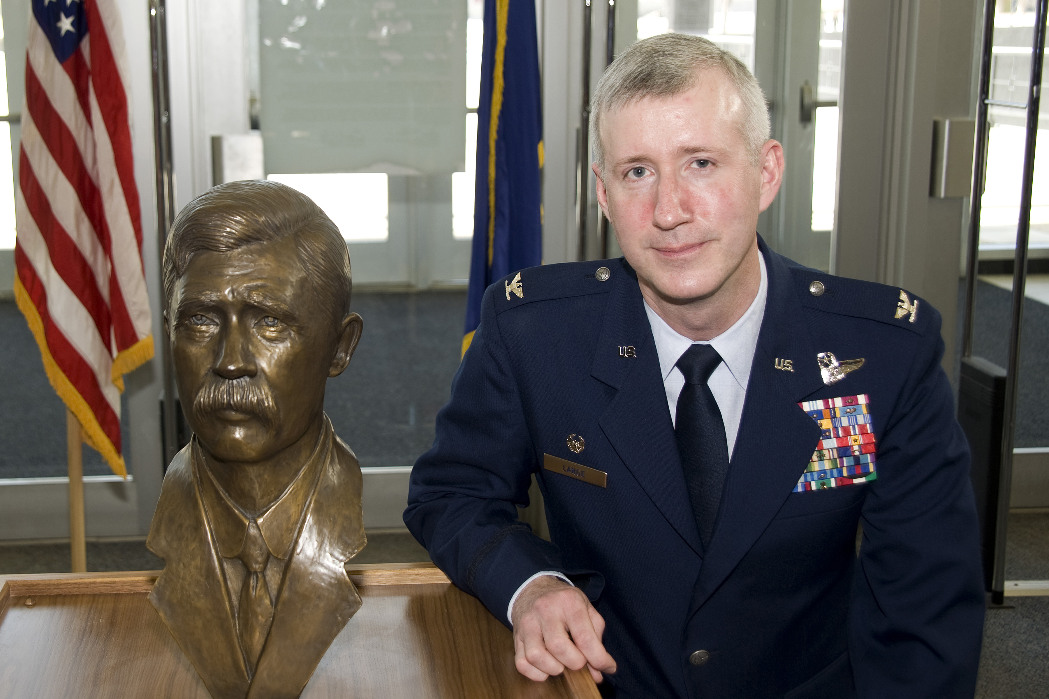 Sculpture recognizes father of aircraft maintenance > U.S. Air Force ...