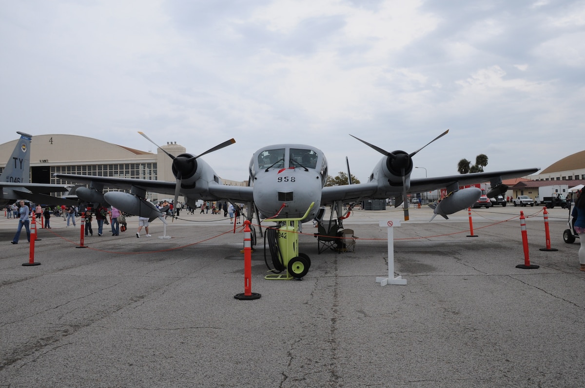 OV-1 Mohawk brings memories, receives hugs > 927th Air Refueling Wing ...