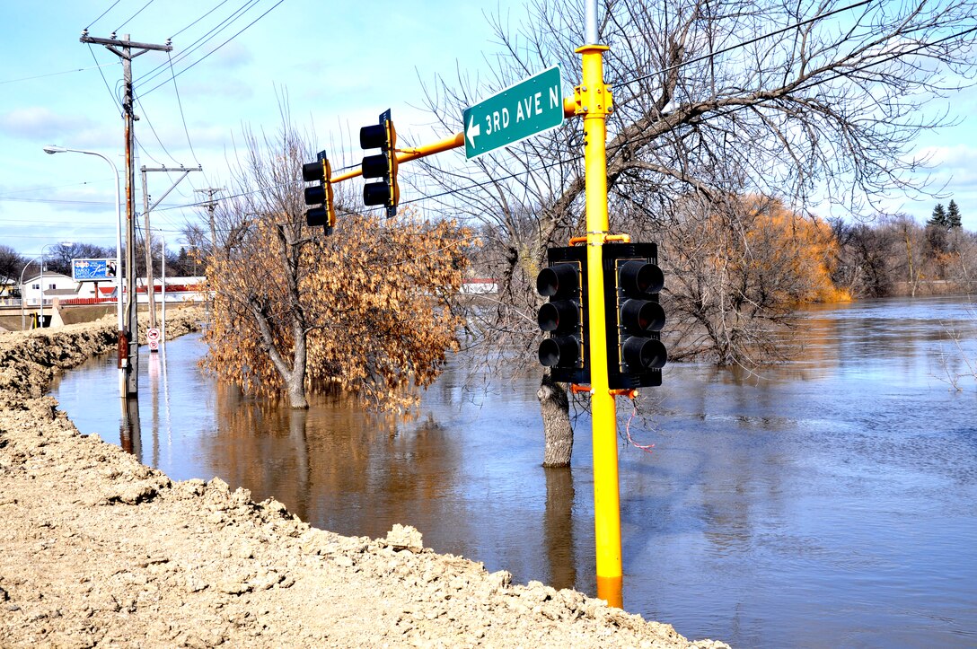 Temporary, emergency levees built by the U.S. Army Corps of Engineers ...