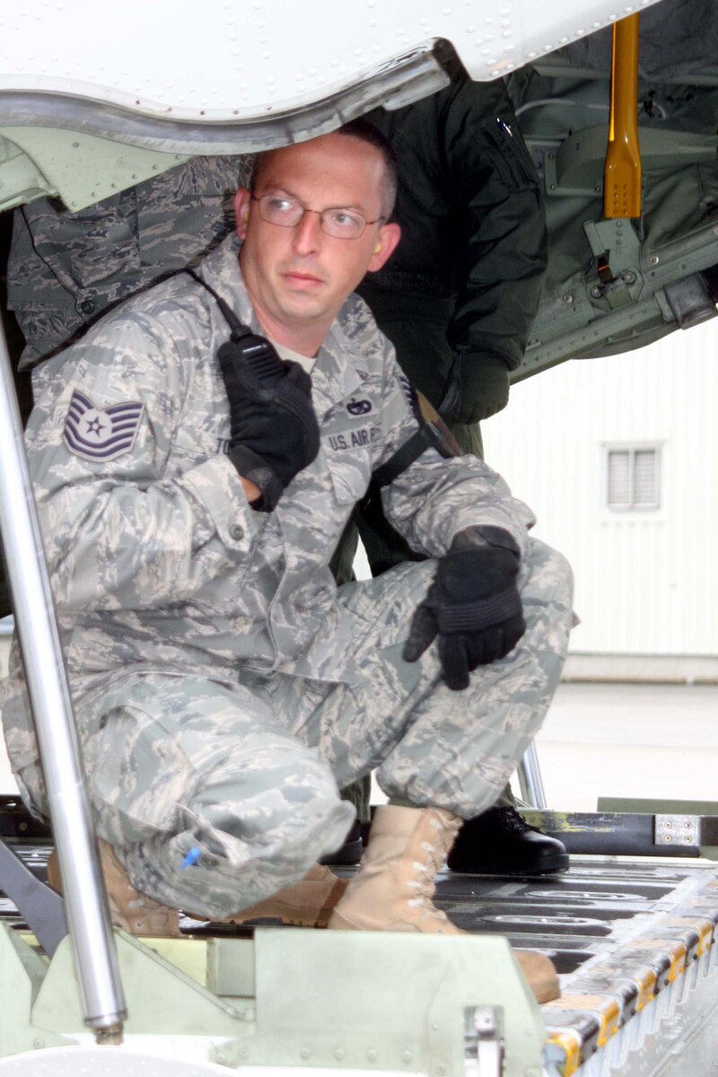 87th Aerial Port Squadron unloads cargo > 445th Airlift Wing > Article ...
