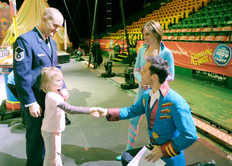 Circus entertains, honors military families > U.S. Air Force > Article ...