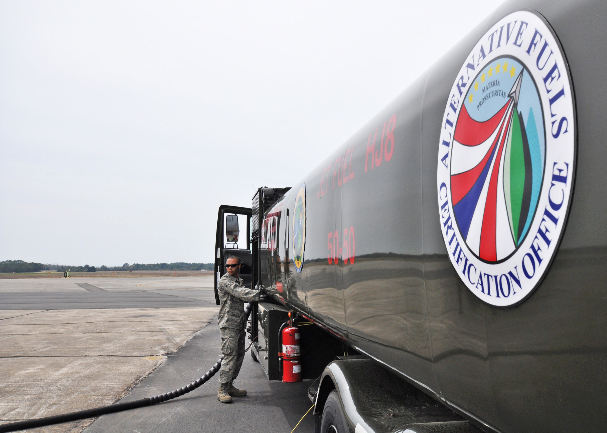 Air Force scientists test, develop bio jet fuels > Air Force > Article ...