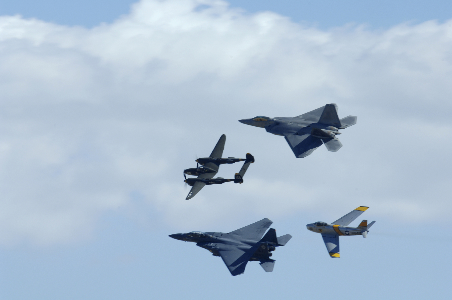 Raptor, Patriots Jet Team awe 350,000 at air show > March Air Reserve ...