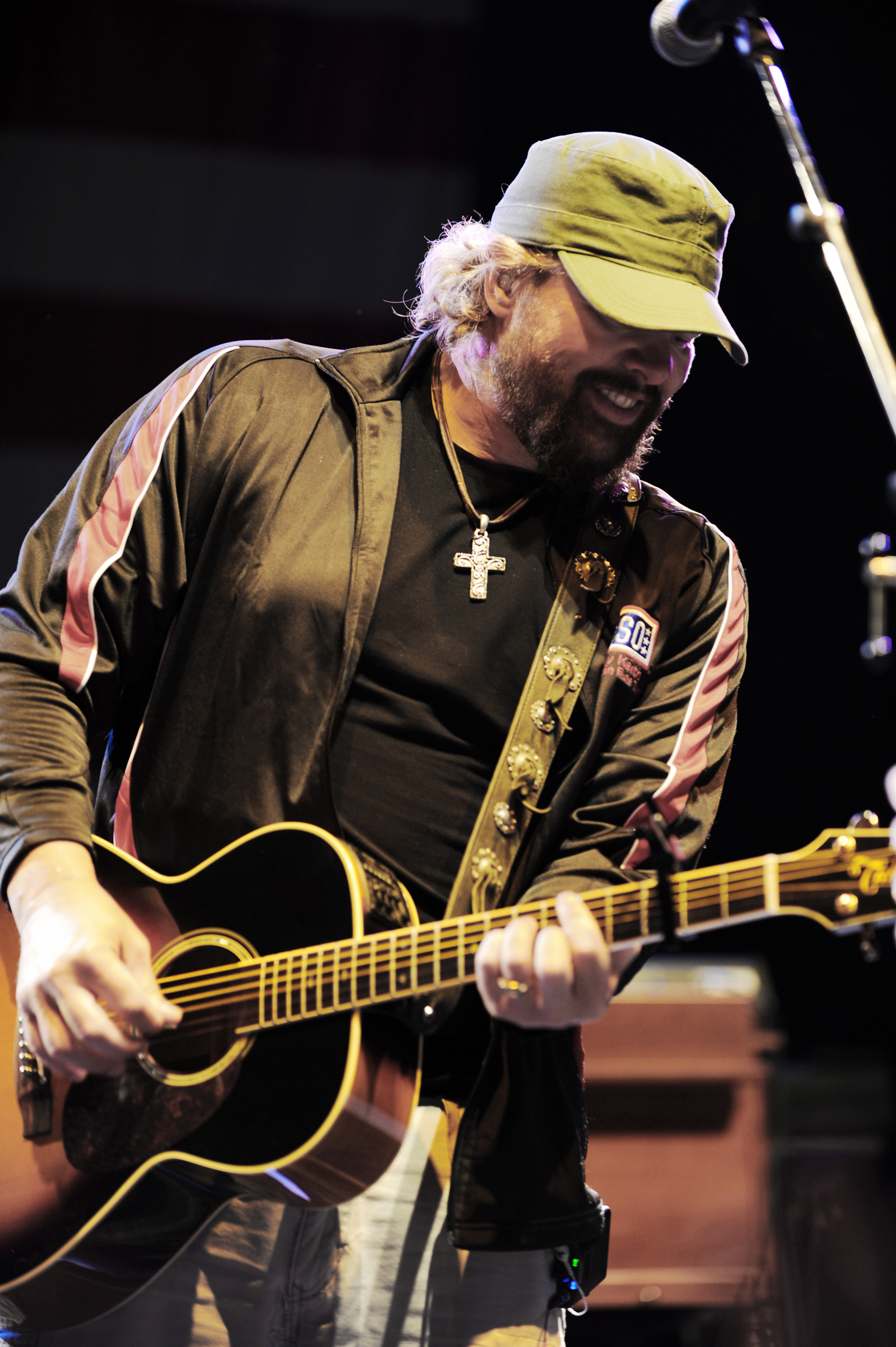 Country star entertains troops in Germany > Air Force > Article Display