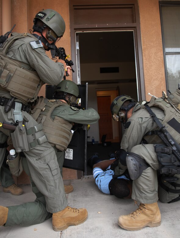 Regional law enforcement and 49th SFS team up to train > Holloman Air ...