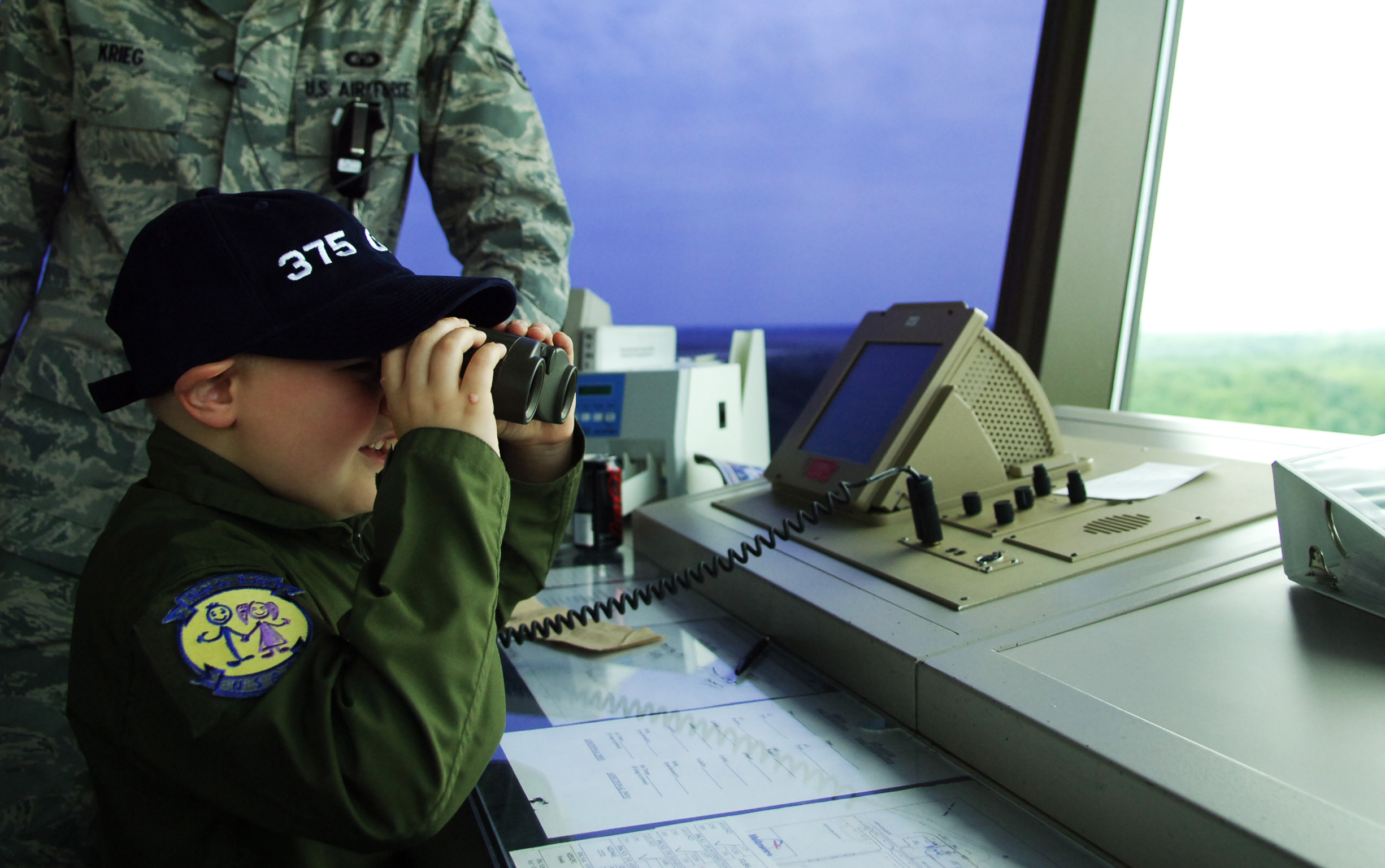 Six-year-old experiences the excitement of the Air Force > Scott Air ...