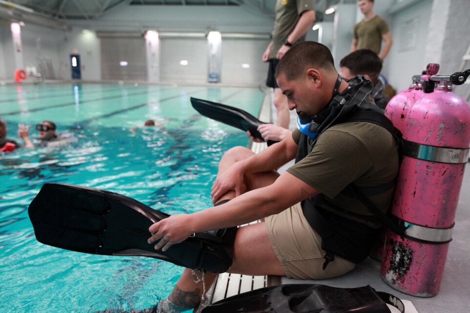 Recon Marines compete for a spot to splash at dive school > 2nd Marine ...