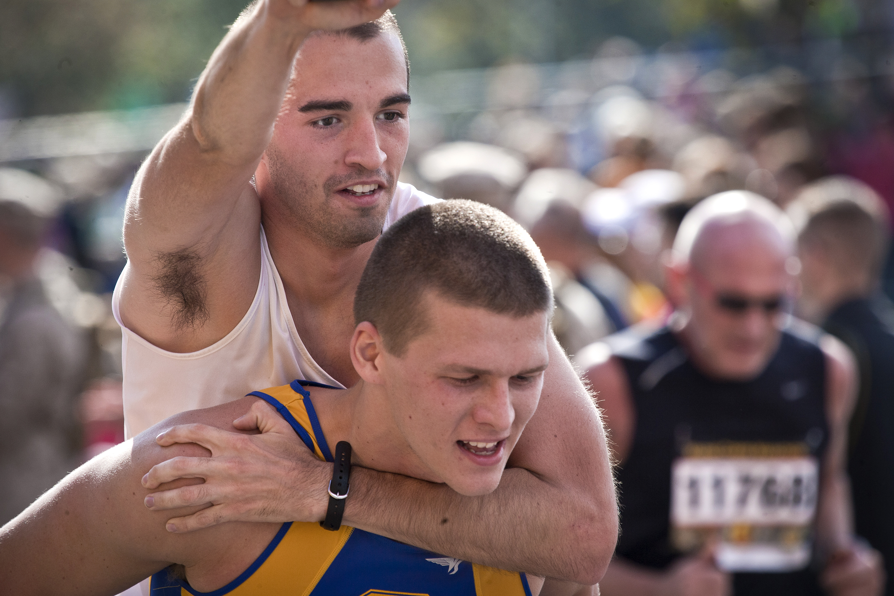 Teamwork inspires participants in the annual 35th Marine Corps Marathon ...