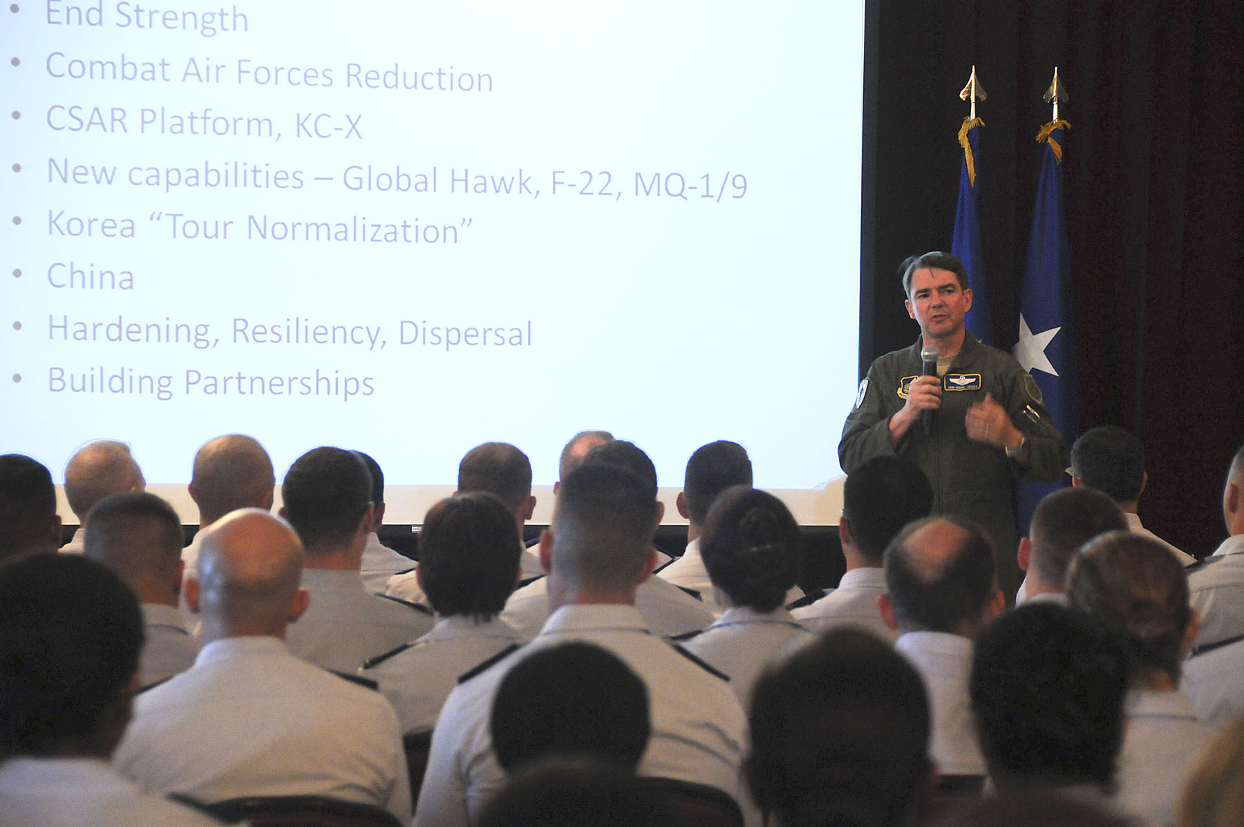 Kadena alumnus returns, speaks to Airmen > Kadena Air Base > Article ...