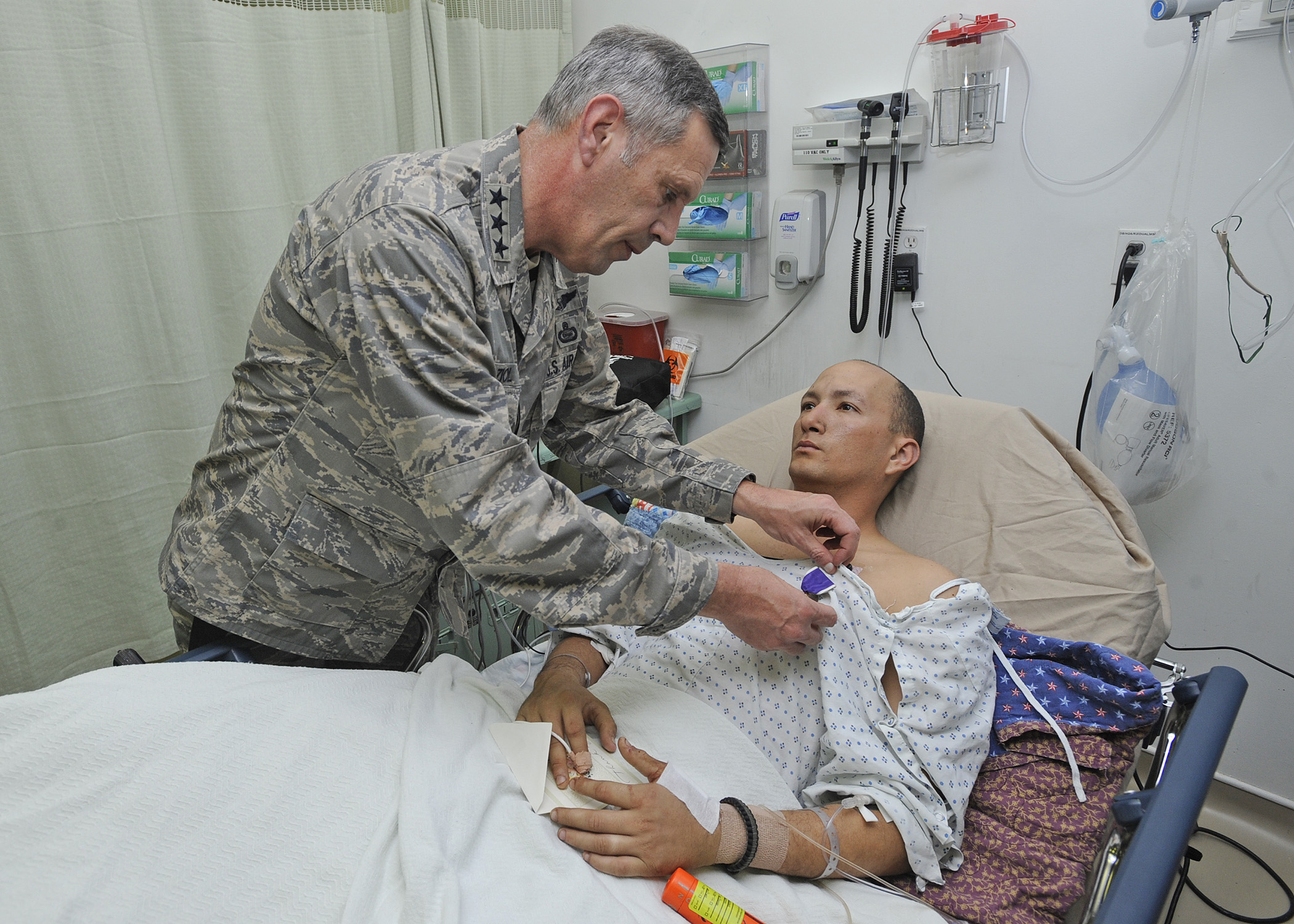Soldier receives Purple Heart for wounds received in action > U.S. Air ...