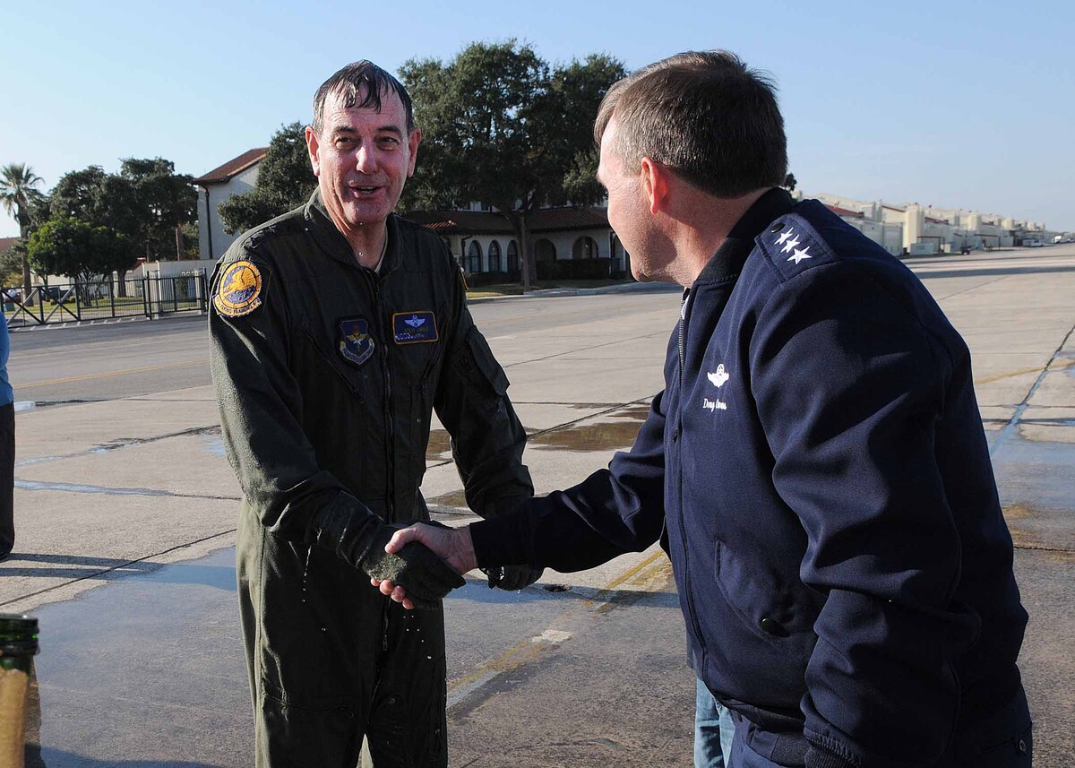 General Lorenz completes final flight > Vance Air Force Base > Article ...