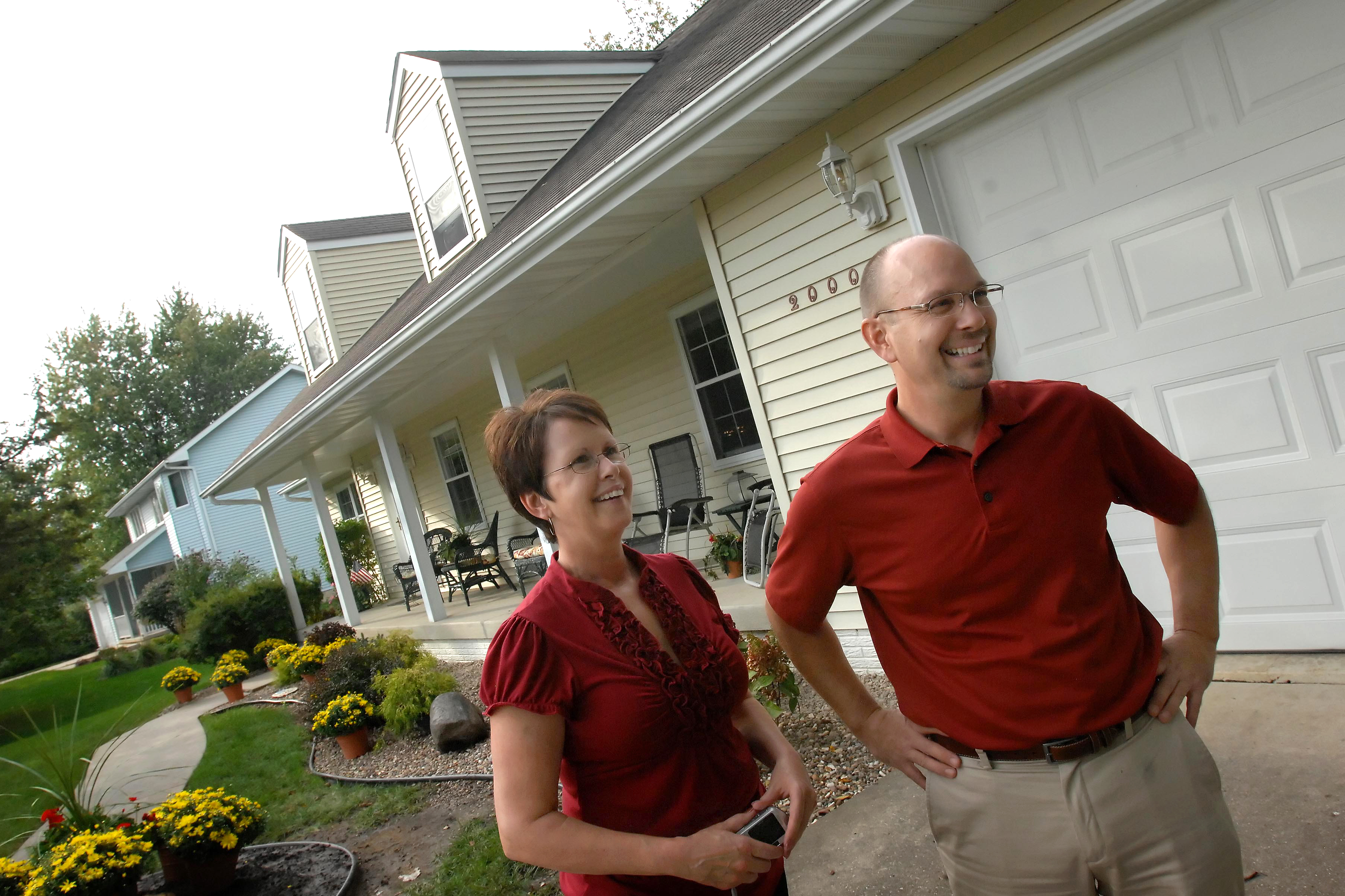 Steve and Rose Giunta talk outside of their home in Hiawatha, Iowa ...