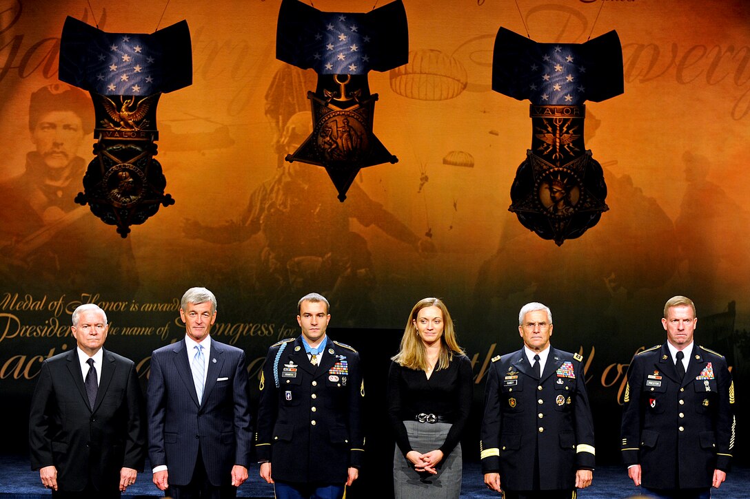 From left to right: Defense Secretary Robert M. Gates, Army Secretary ...