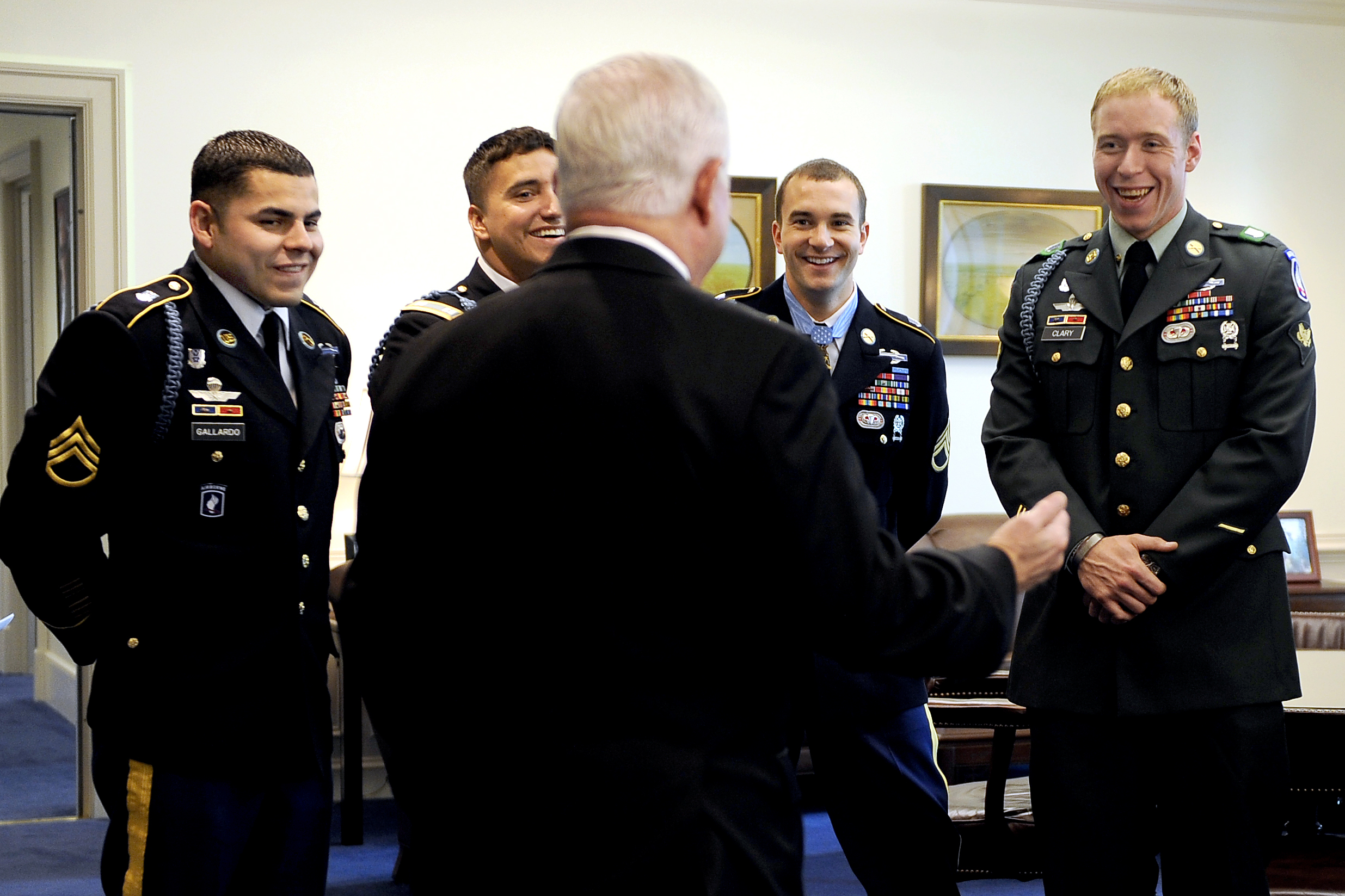 Defense Secretary Robert M. Gates shares a laugh with Medal of Honor ...