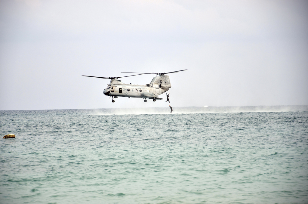 Recon Marines take to the sea during helo operations > Marine Corps ...
