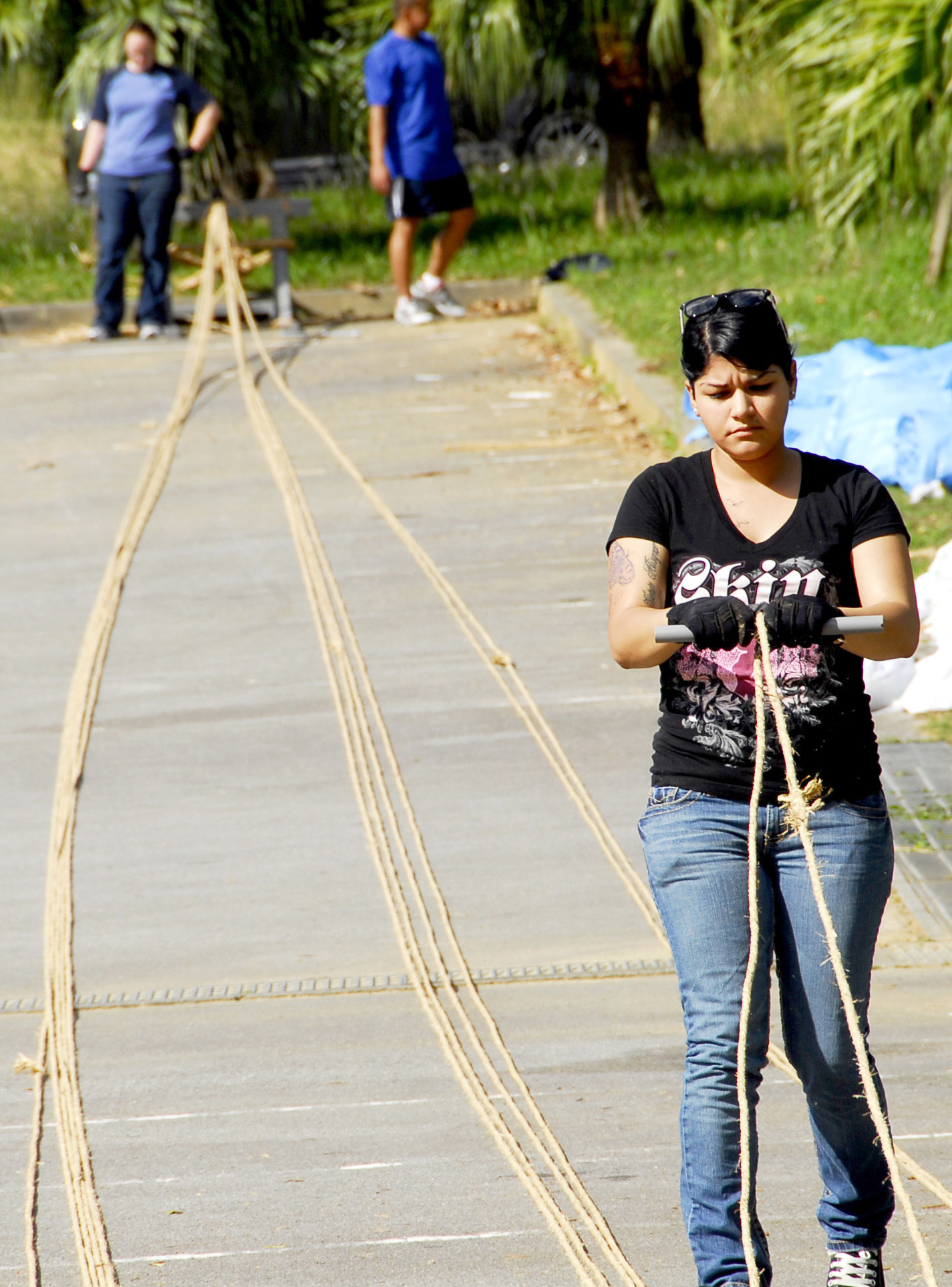 Kadena, Okinawans 'band together' in giant rope-making