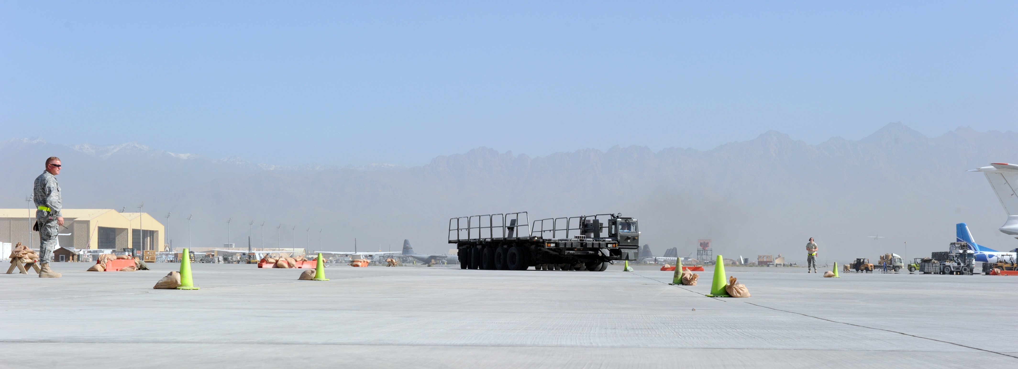 Port Dogs reinforce safety on world's busiest flightline > U.S. Air ...