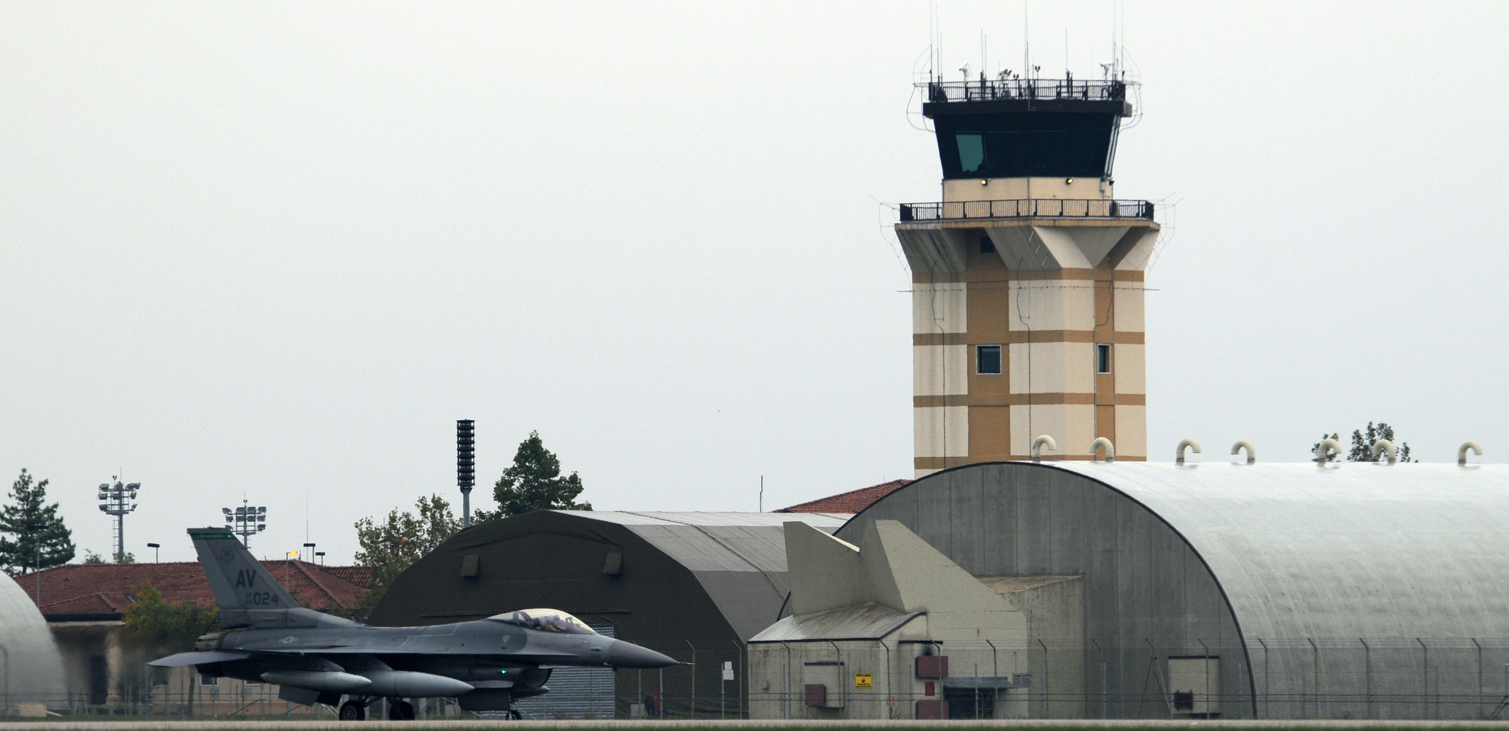 Aviano welcomes 300 Airmen back home > Aviano Air Base > Display