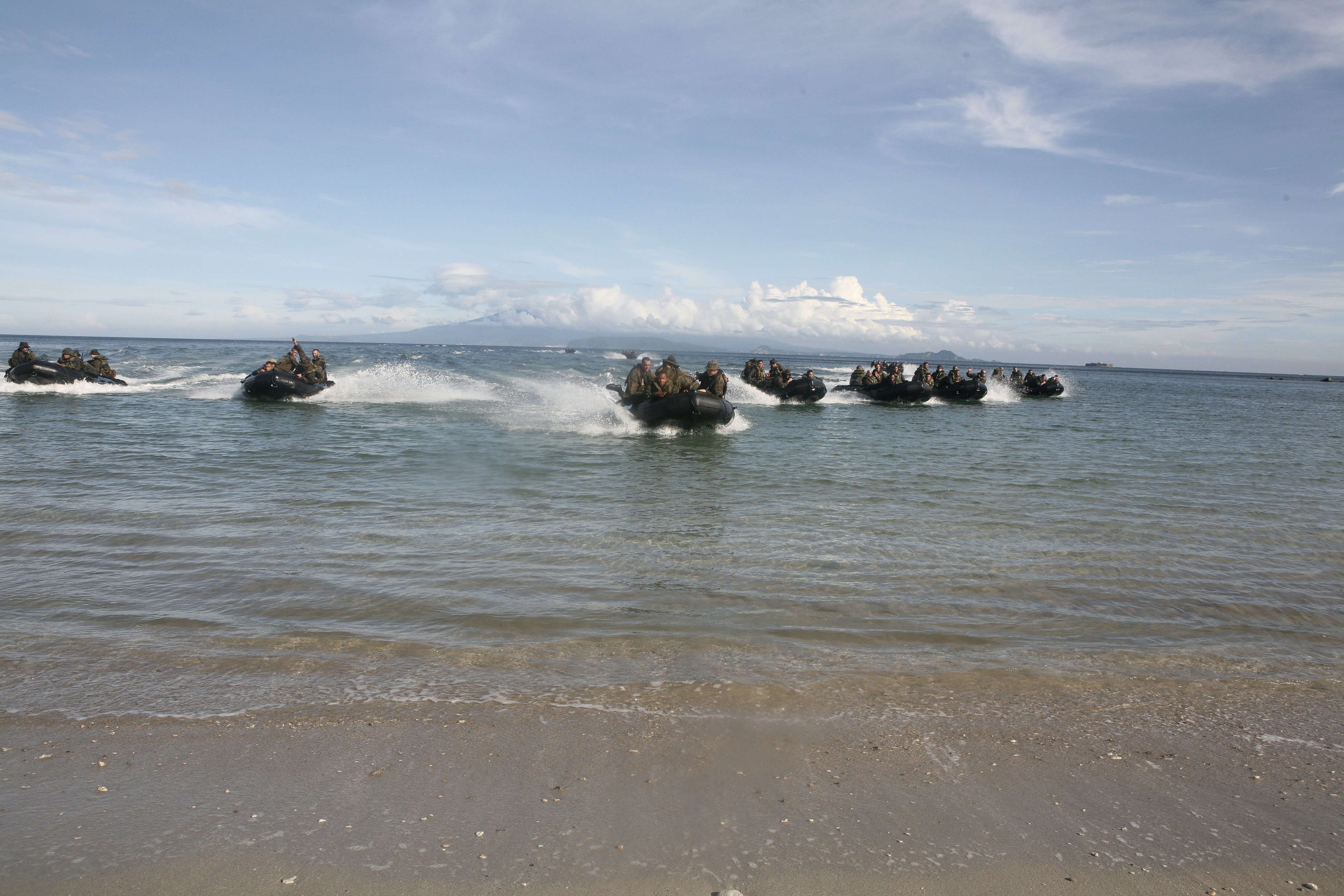 Marines raid beach during Phiblex '11 > Marine Corps Installations ...