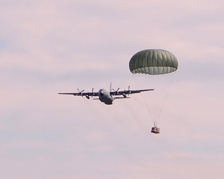 Yokota Airmen participate in low-cost, low-altitude training drops > U ...