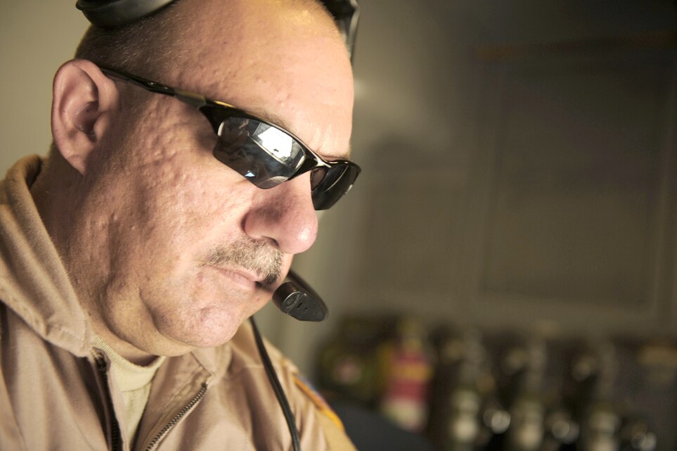 Jordanian, American fighters refuel above Jordan > United States Marine ...
