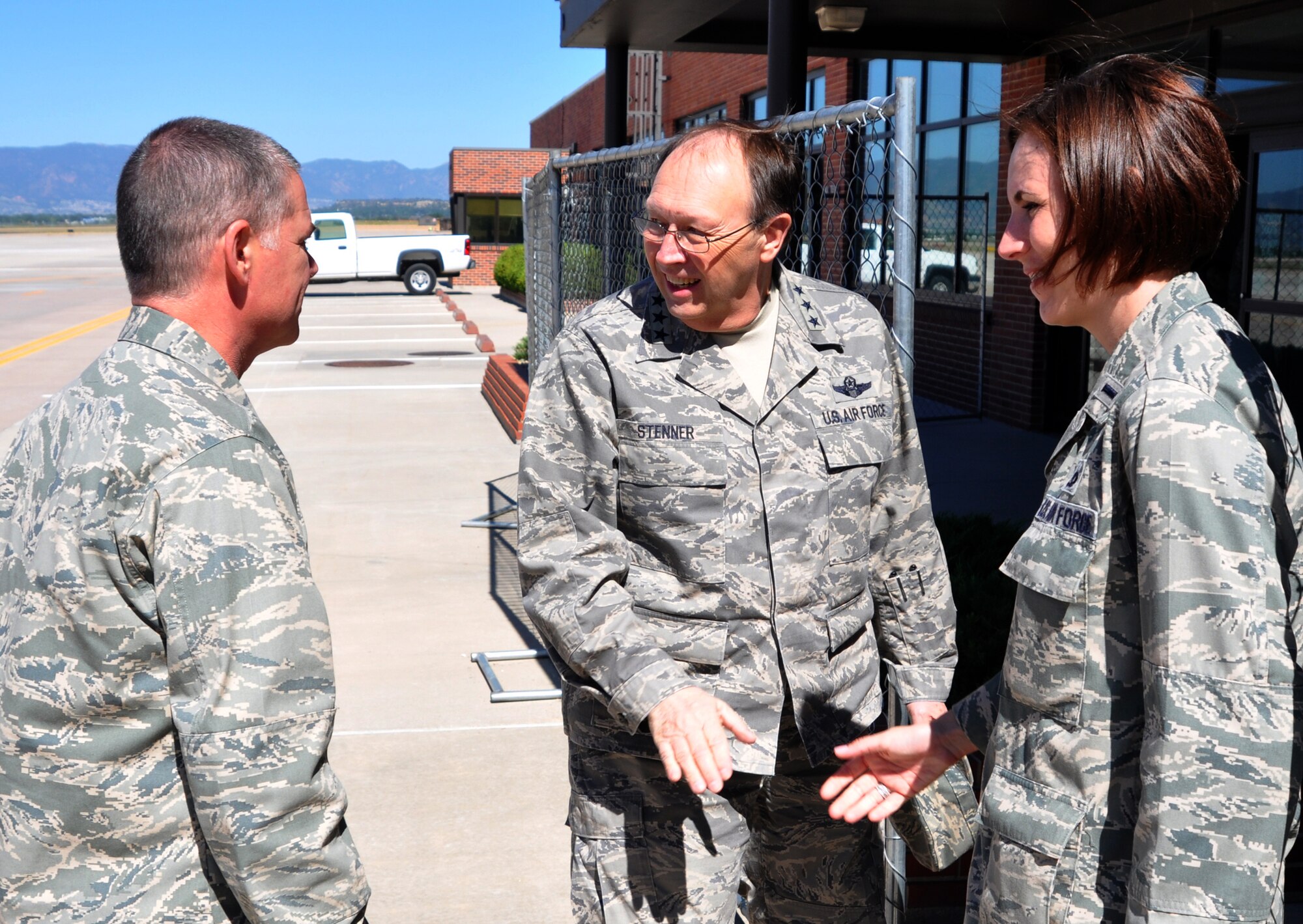 302nd AW leadership gives AF Reserve leadership a 'Colorado' sendoff ...