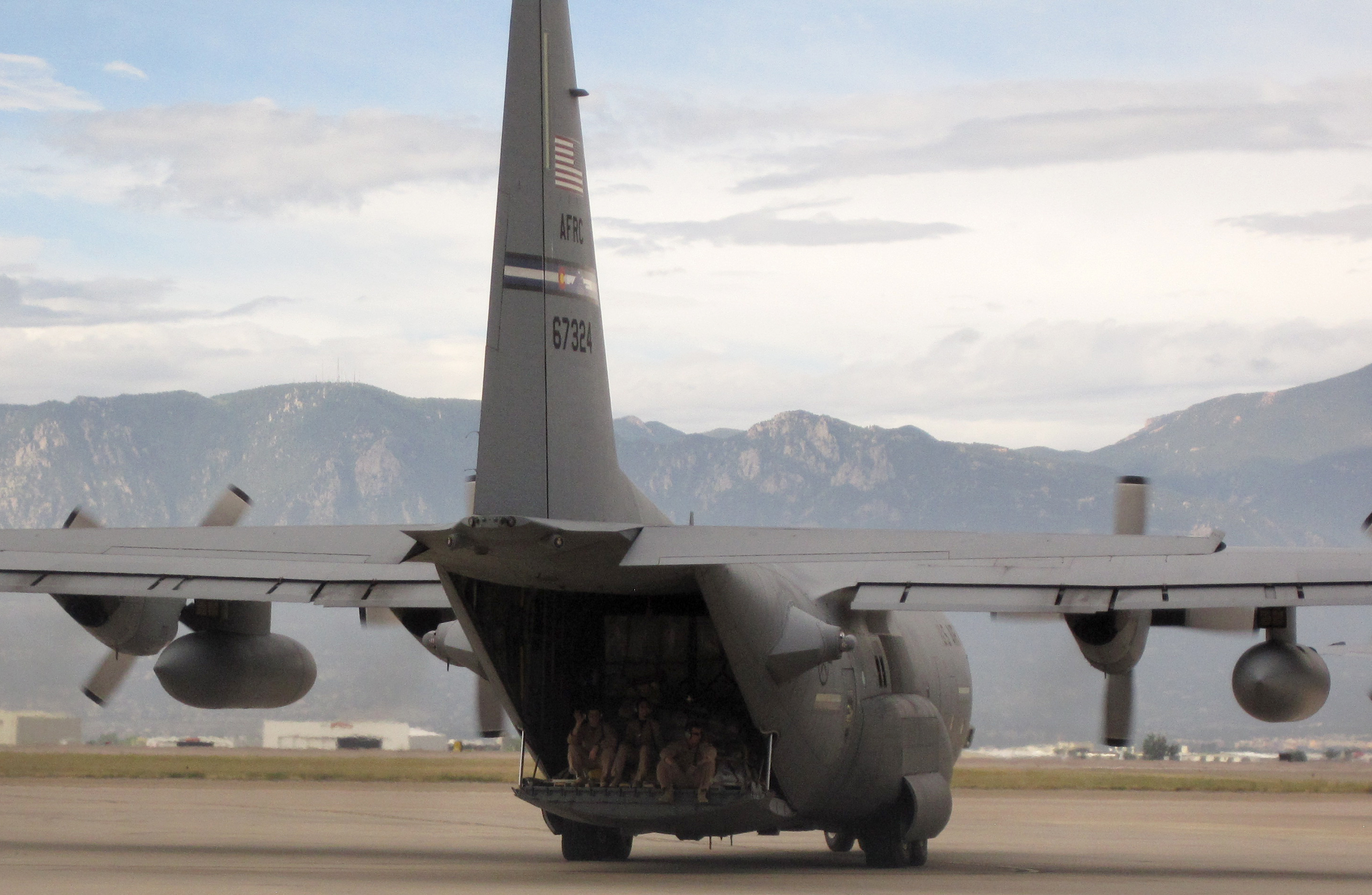 Reservists deploy amidst new Middle East mission, loved one's tears ...