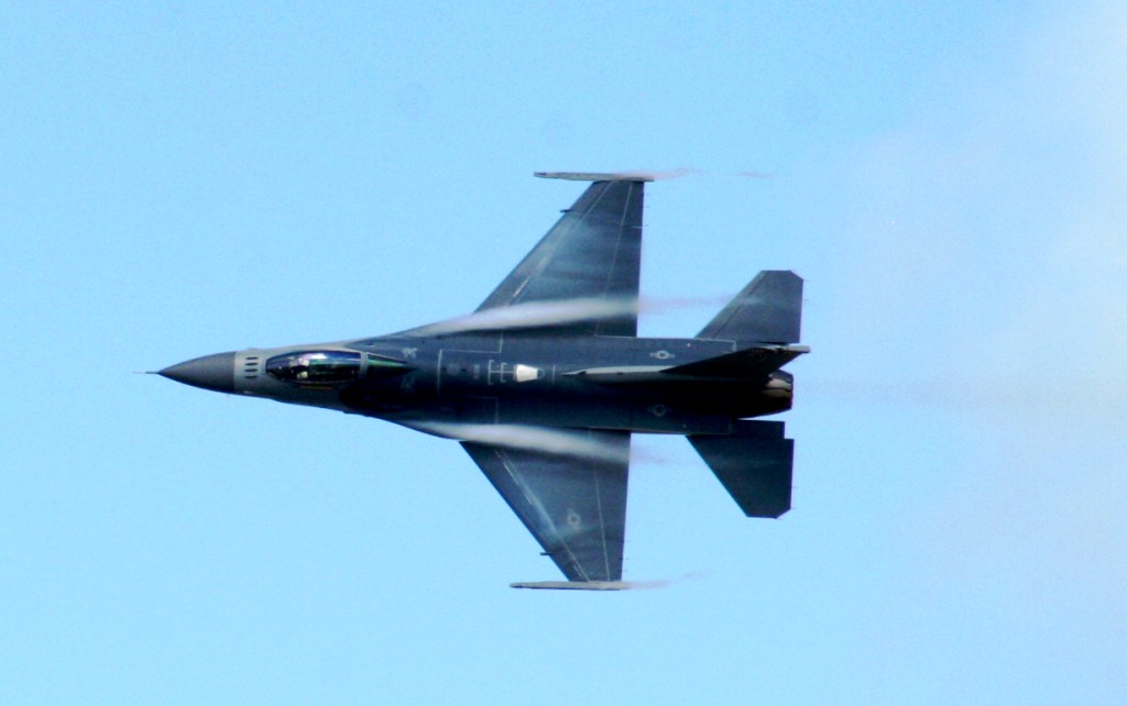Photo essay: F-16 Fighting Falcon flies aerial demo for Scott AFB ...