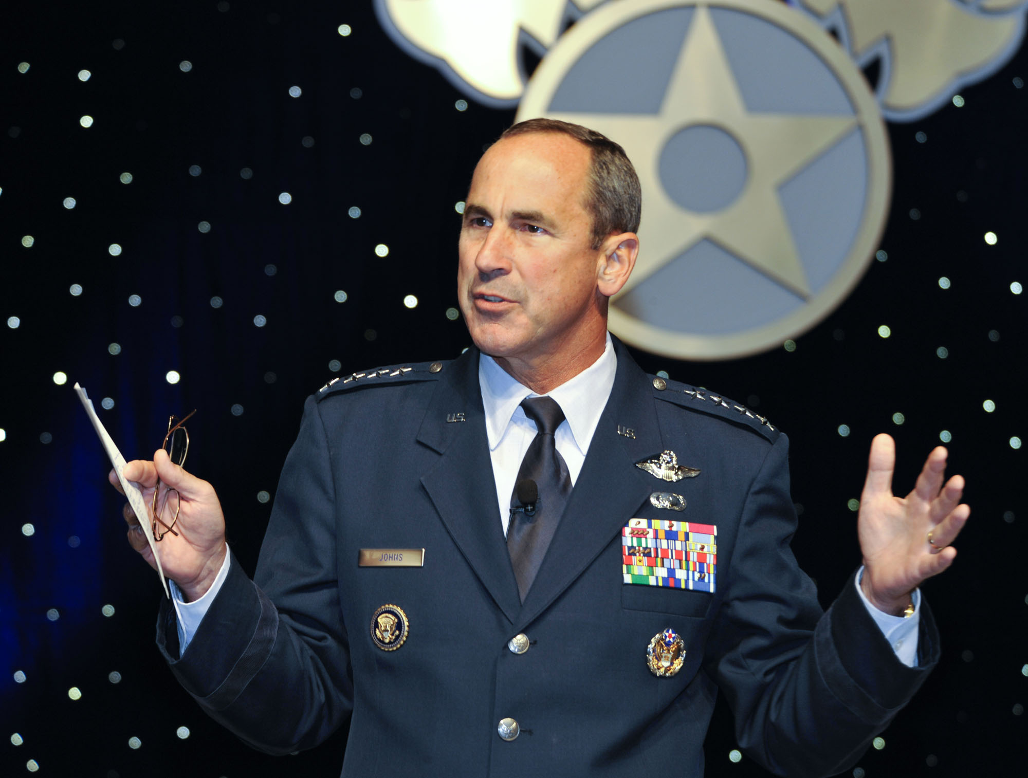 AMC commander relates importance of global reach to AFA attendees