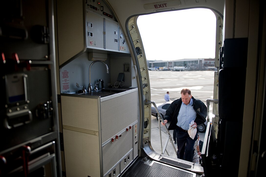 U.S. Deputy Defense Secretary William J. Lynn III boards a C-40 ...