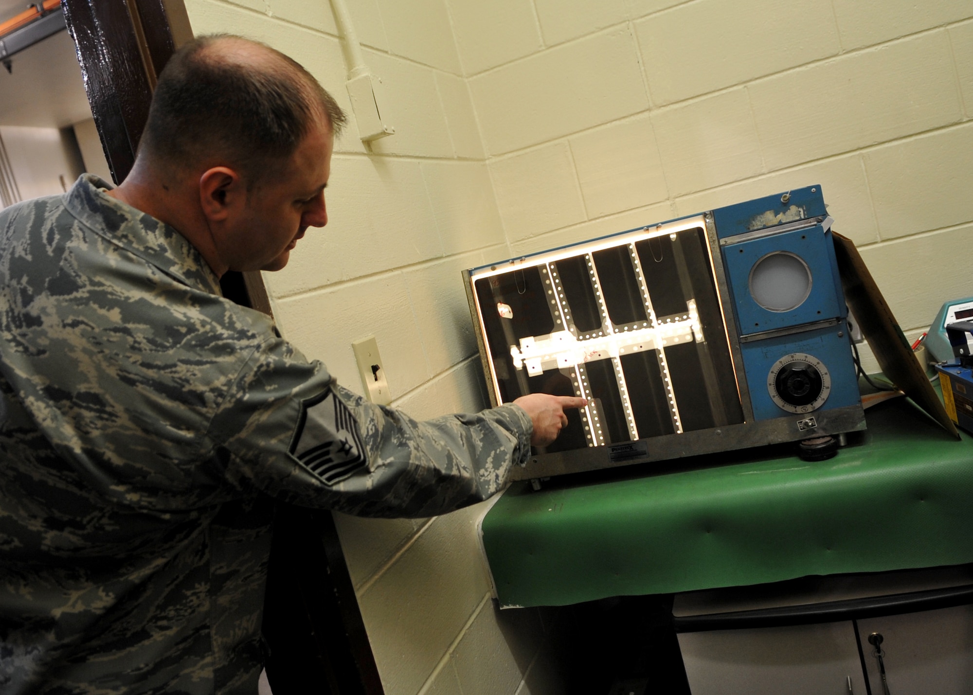Airmen use X-rays to keep aircraft in fight > Osan Air Base > Stories